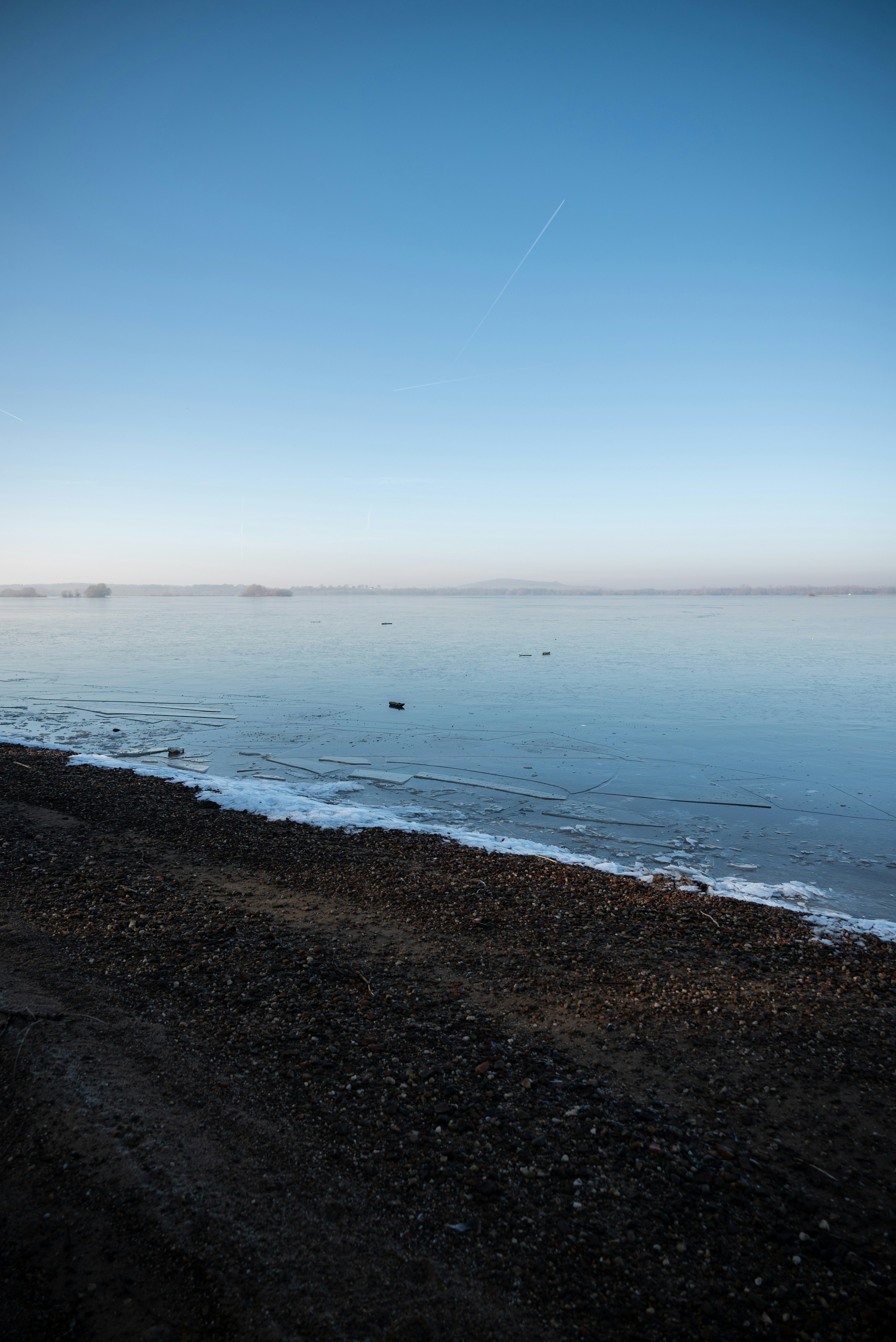 Horizon at Daybreak: Quiet Boundary Between Sea and Sky