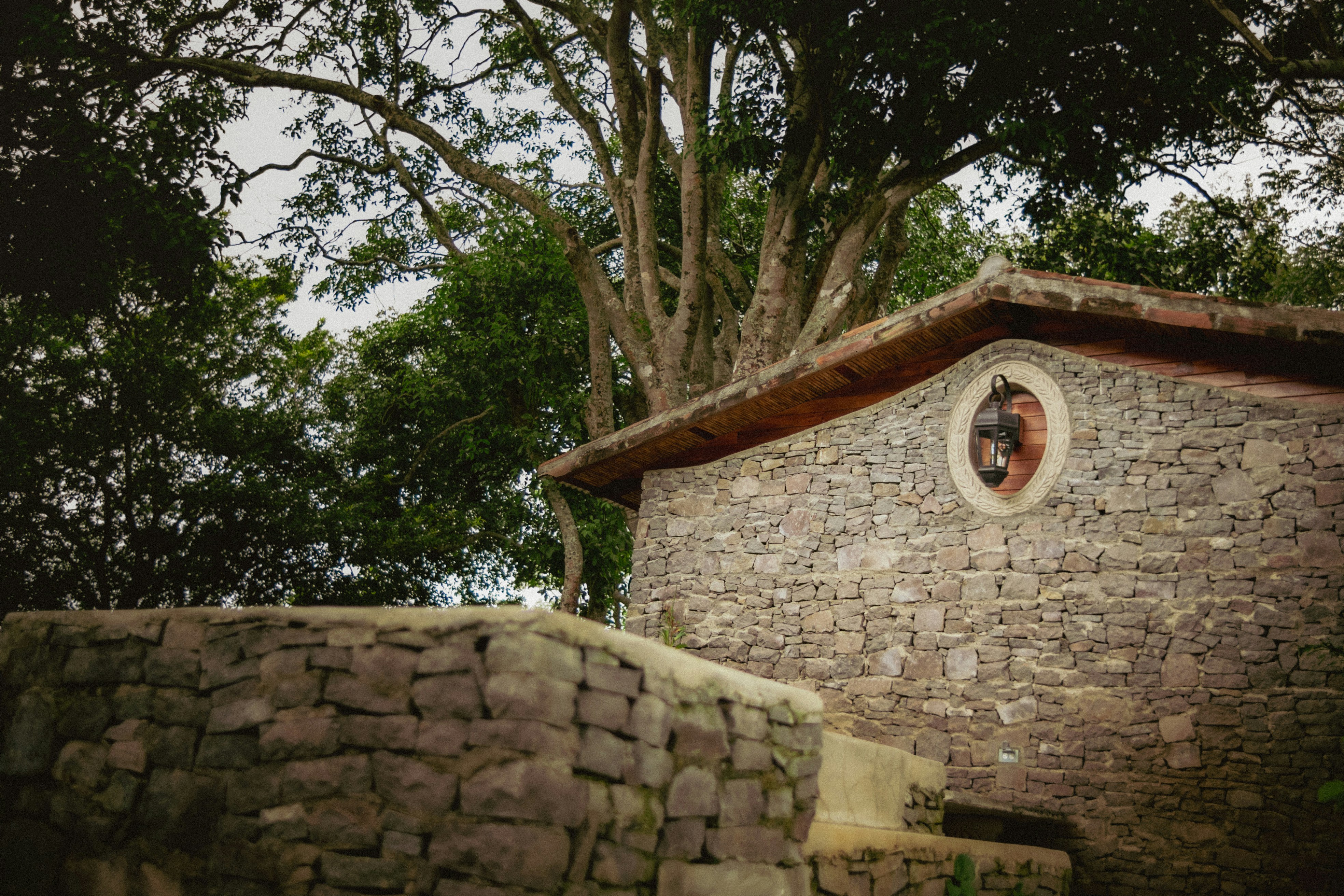Stone Terrace and Circular Window: Quiet Villa in the Courtyard