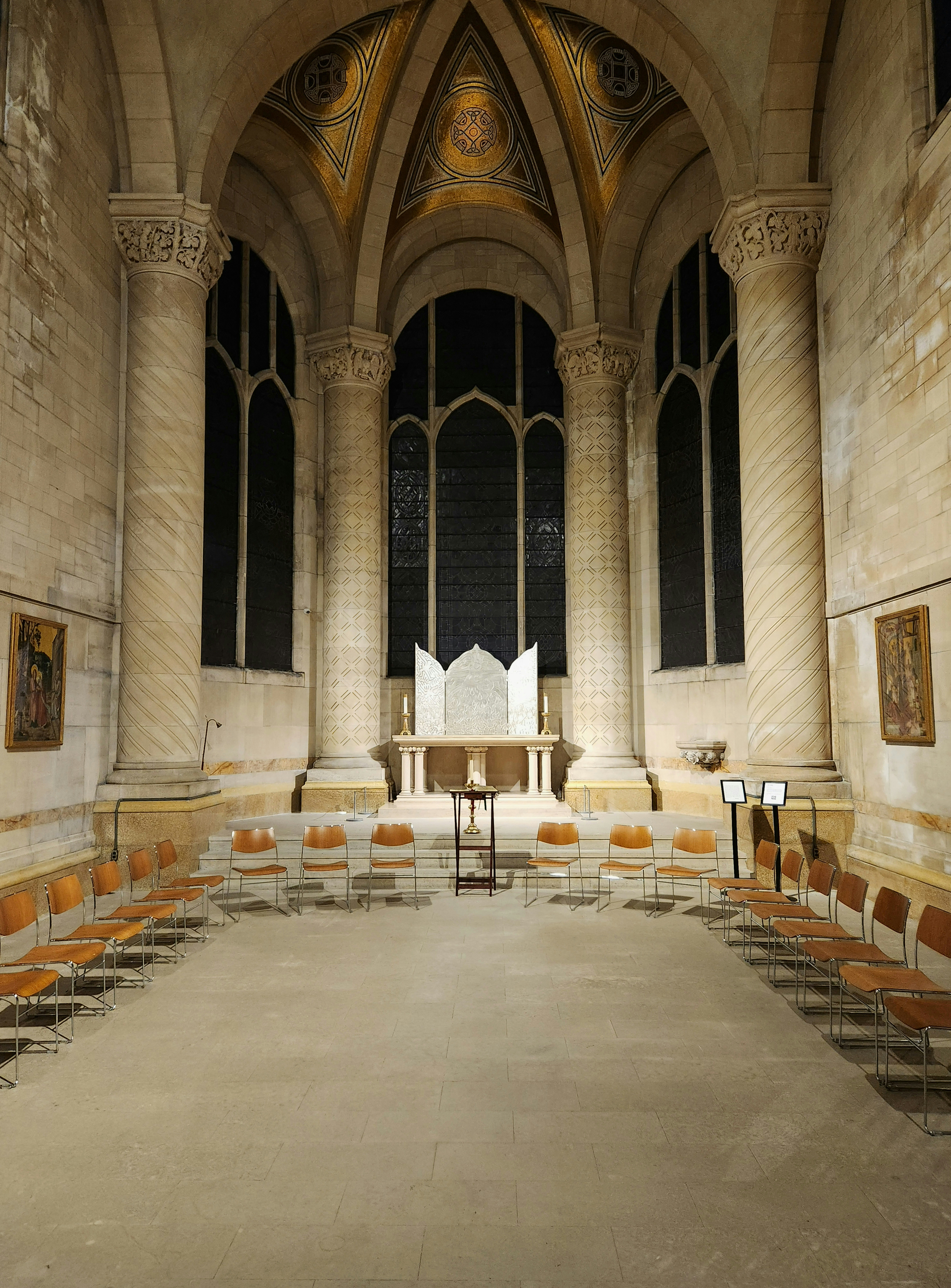 A large room with a lot of chairs in it photo – Free Architecture Image ...