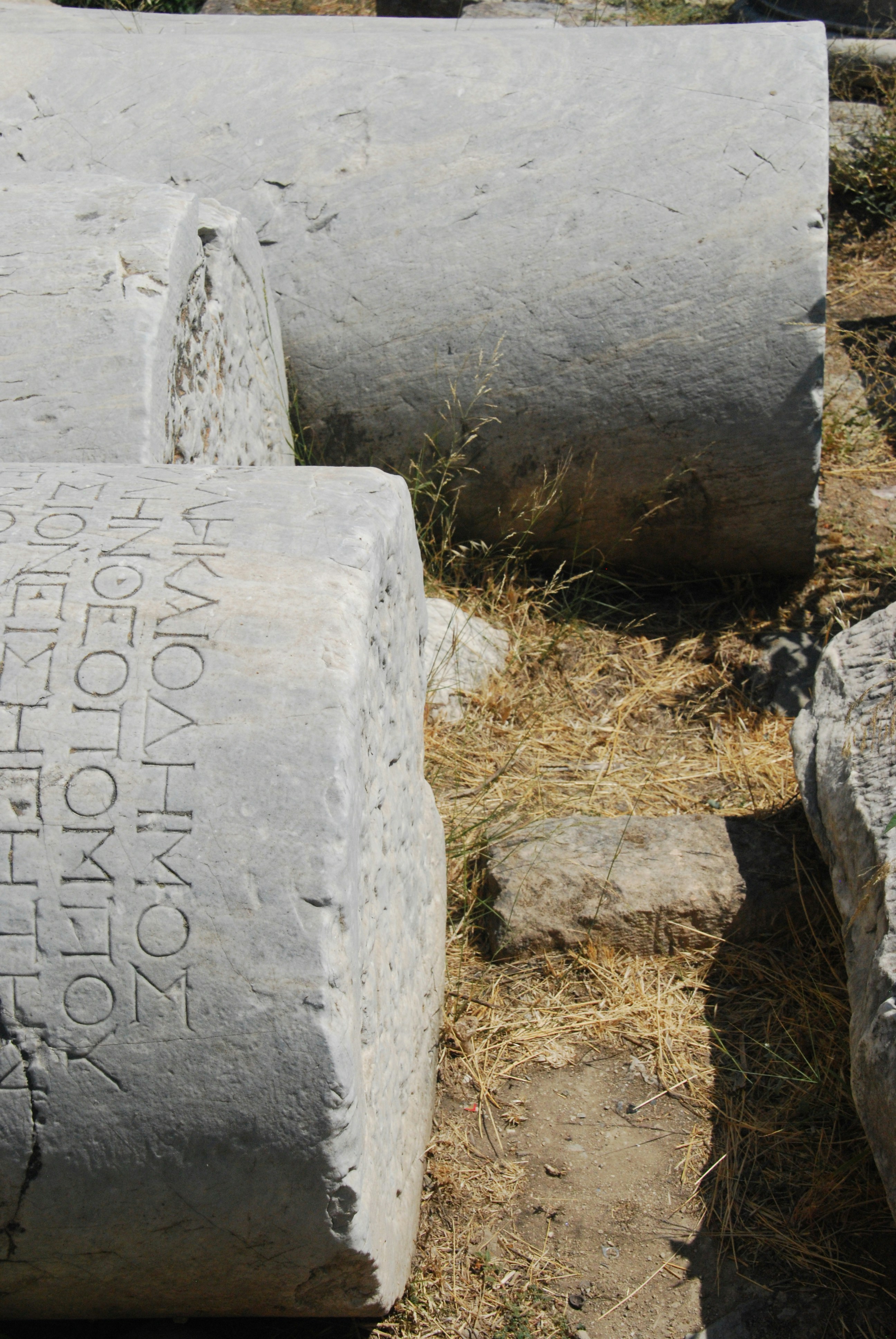 A close up of some rocks with writing on them photo – Free Partenón ...