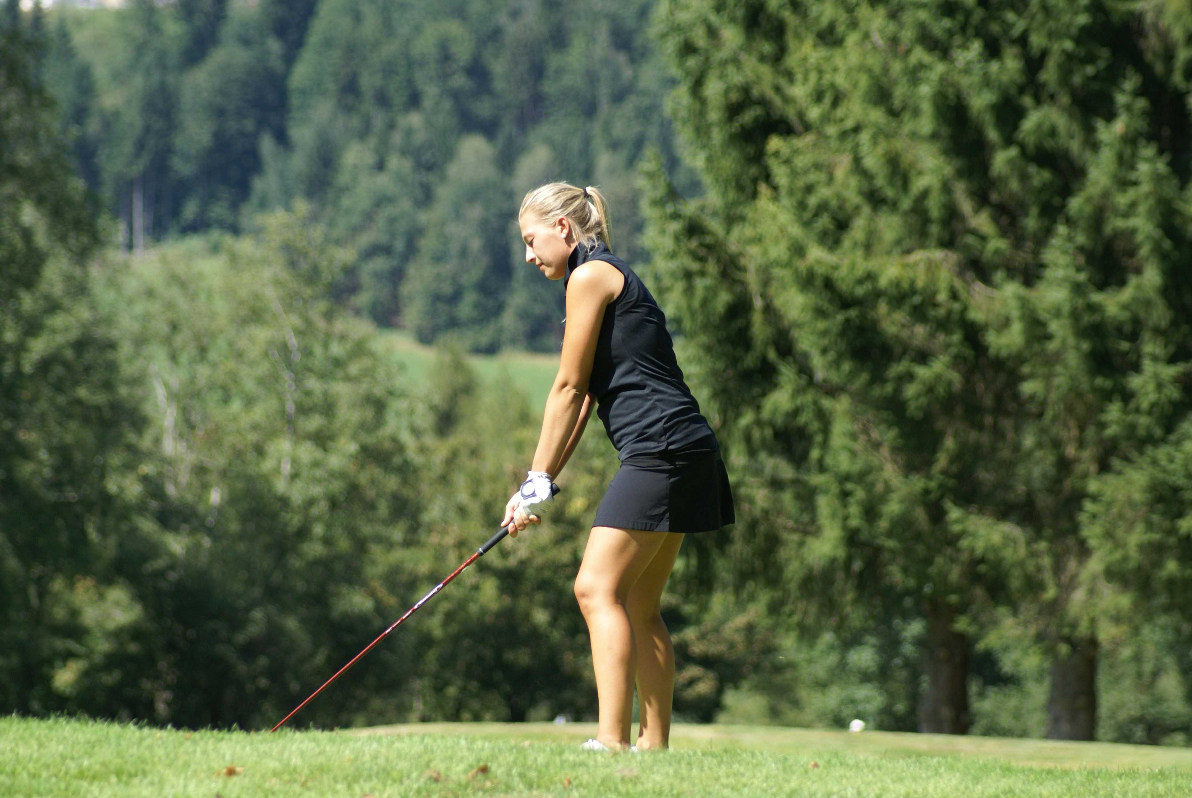 A woman playing golf on a golf course photo – Free Golf Image on Unsplash