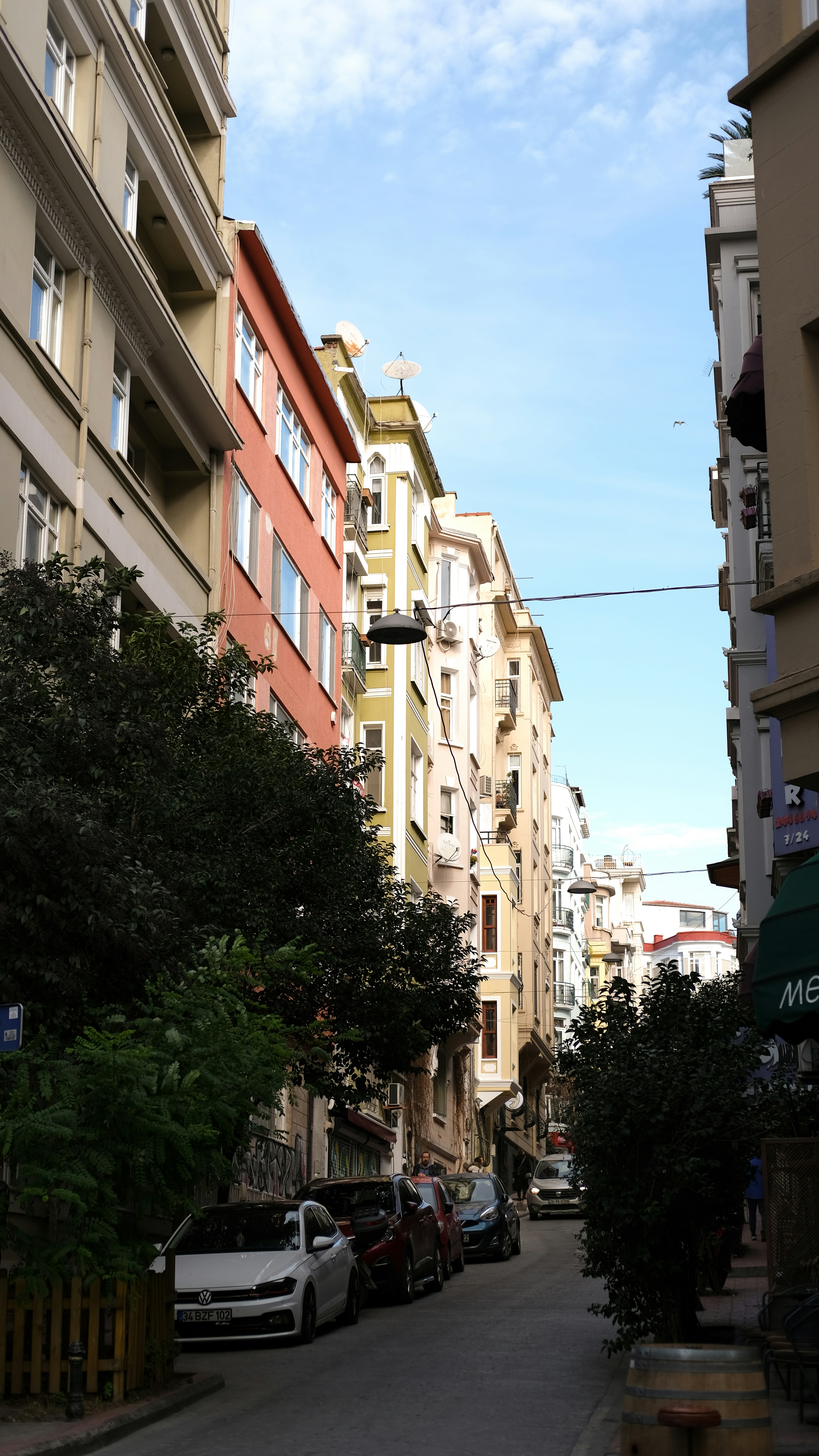 A narrow city street lined with tall buildings photo – Free City Image ...
