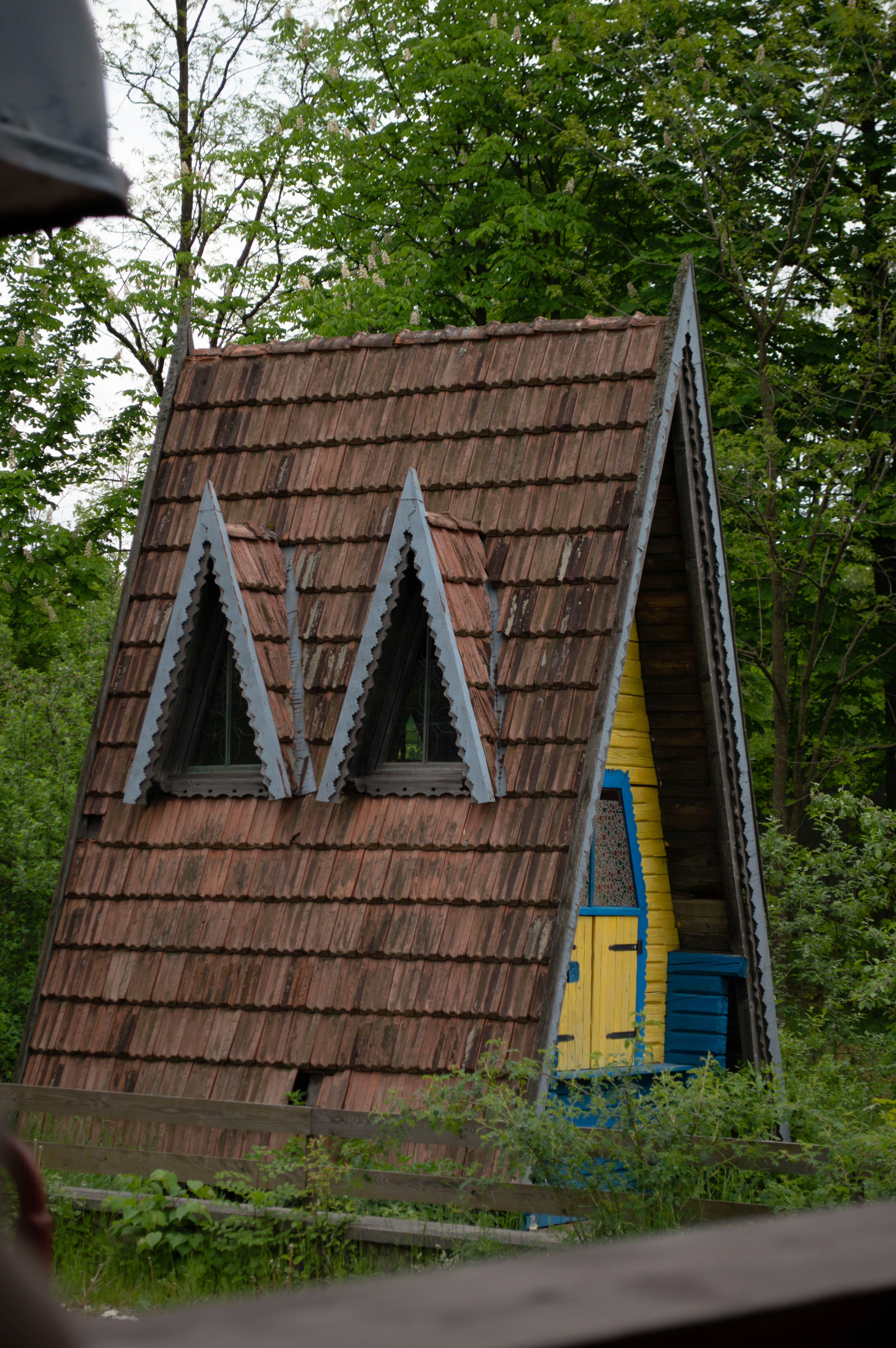 Forest A-Frame Chalet: A Yellow Door Amid Pines