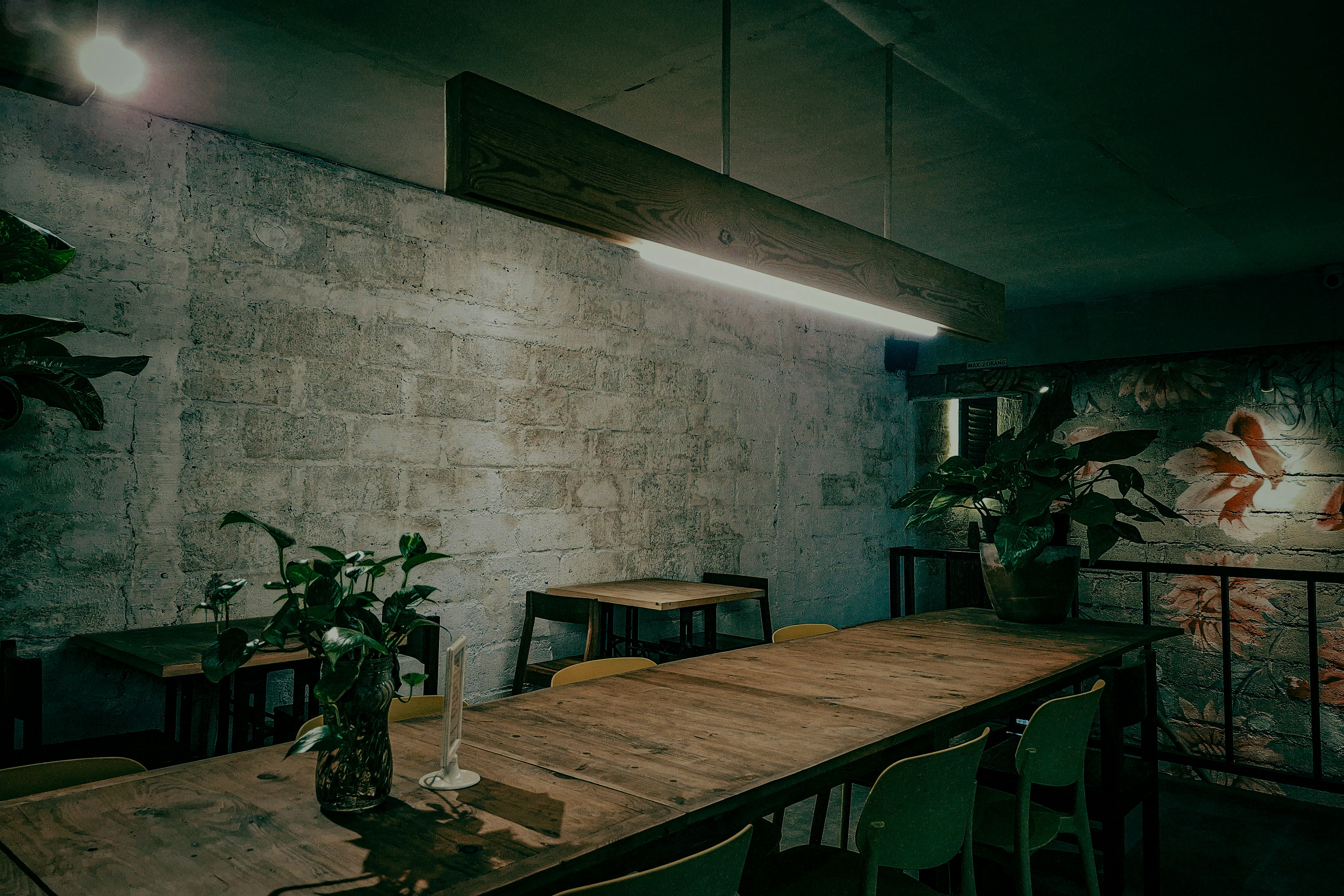 A long wooden table sitting in a room photo – Free Texture Image on Unsplash