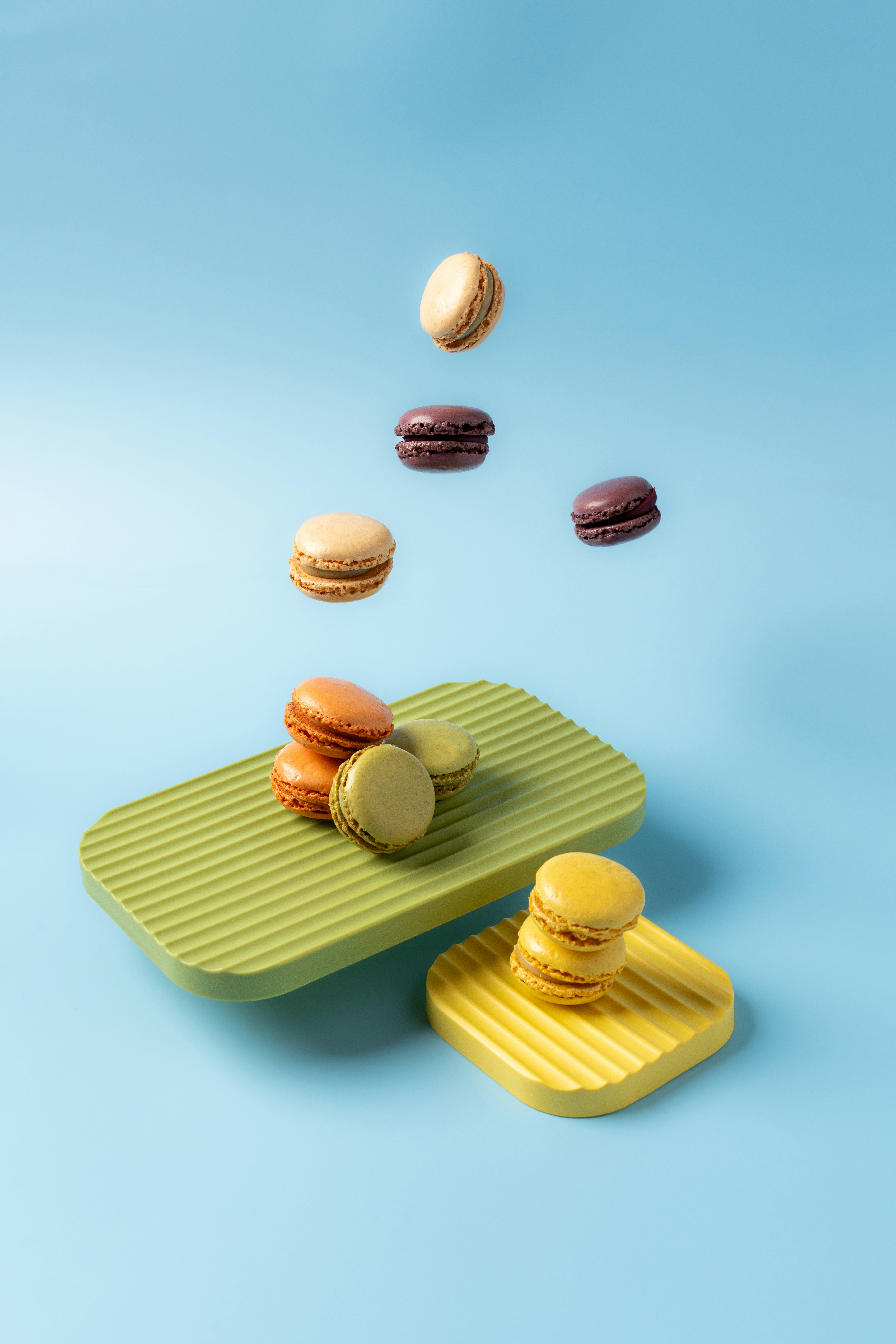 Macaroni and cheese on a plate falling into the air photo – Free Food ...