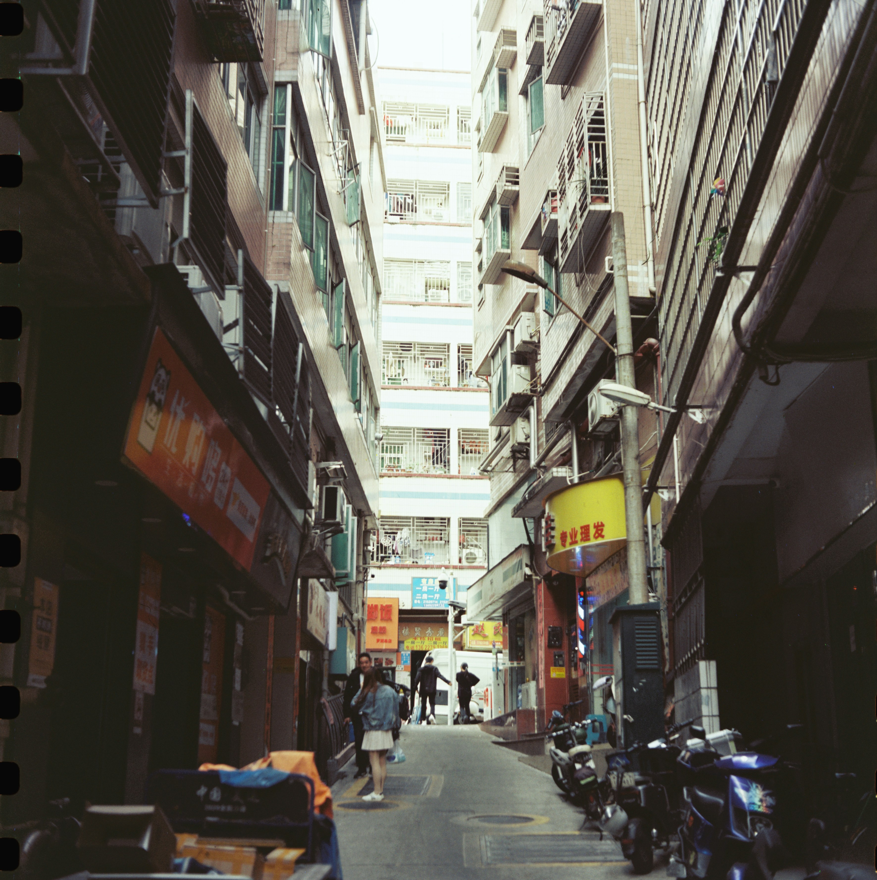 Standing between buildings with such narrow gaps feels suffocating. It's hard to believe there could be even smaller gaps.