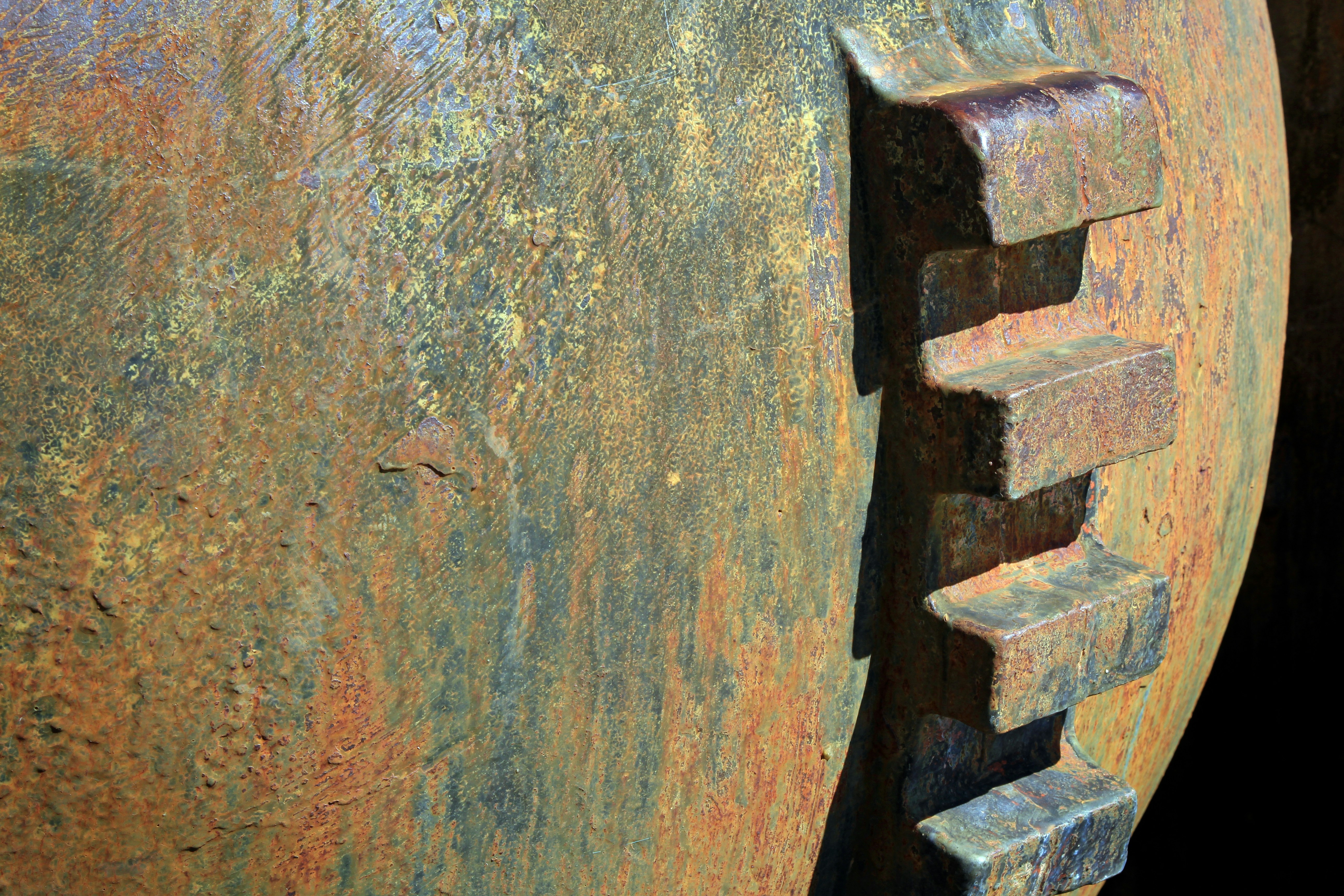 A close up of a large metal object photo – Free Rust Image on Unsplash