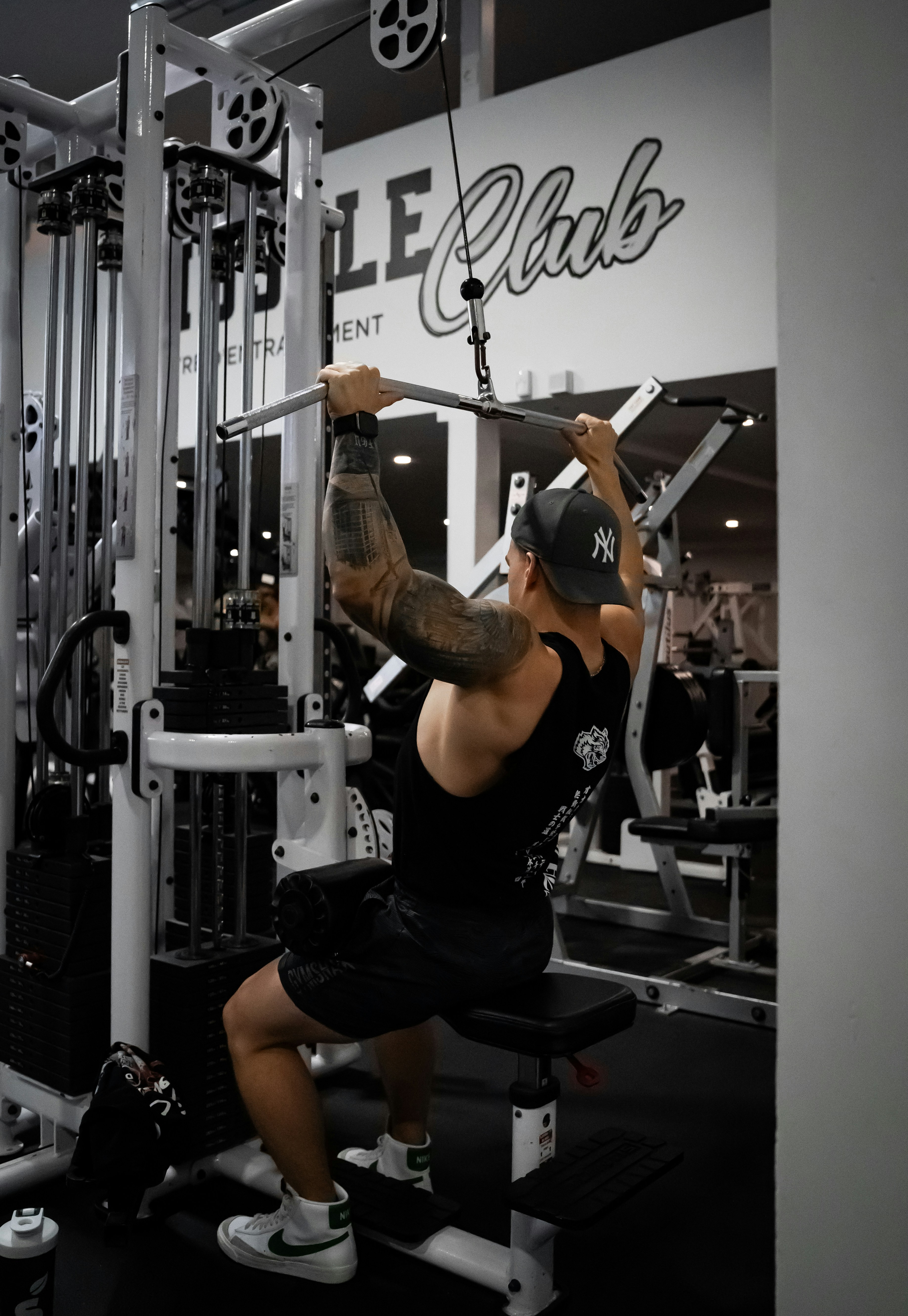 A man squats on a bench in a gym photo – Free Gym Image on Unsplash