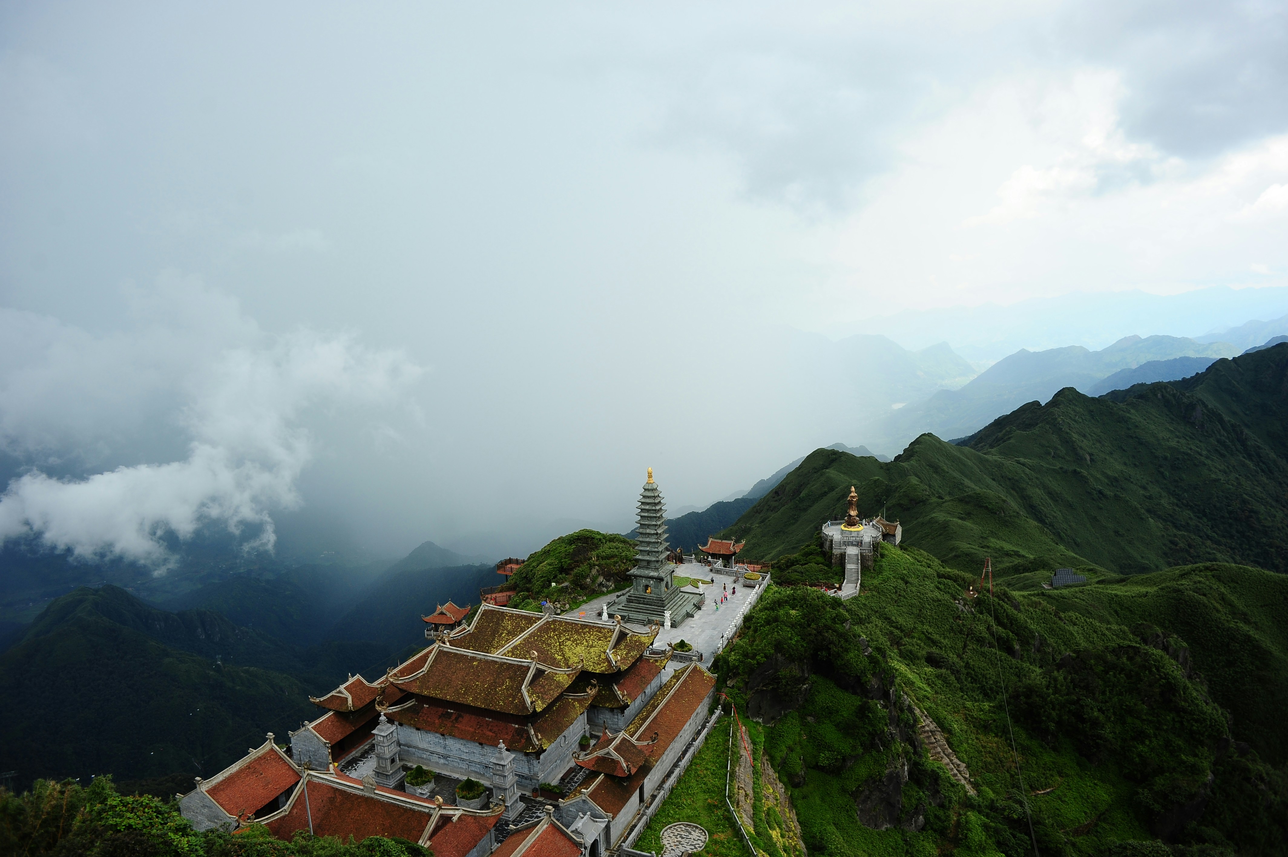 Ceremonial Ridge: A Pagoda Summit Above the Clouds