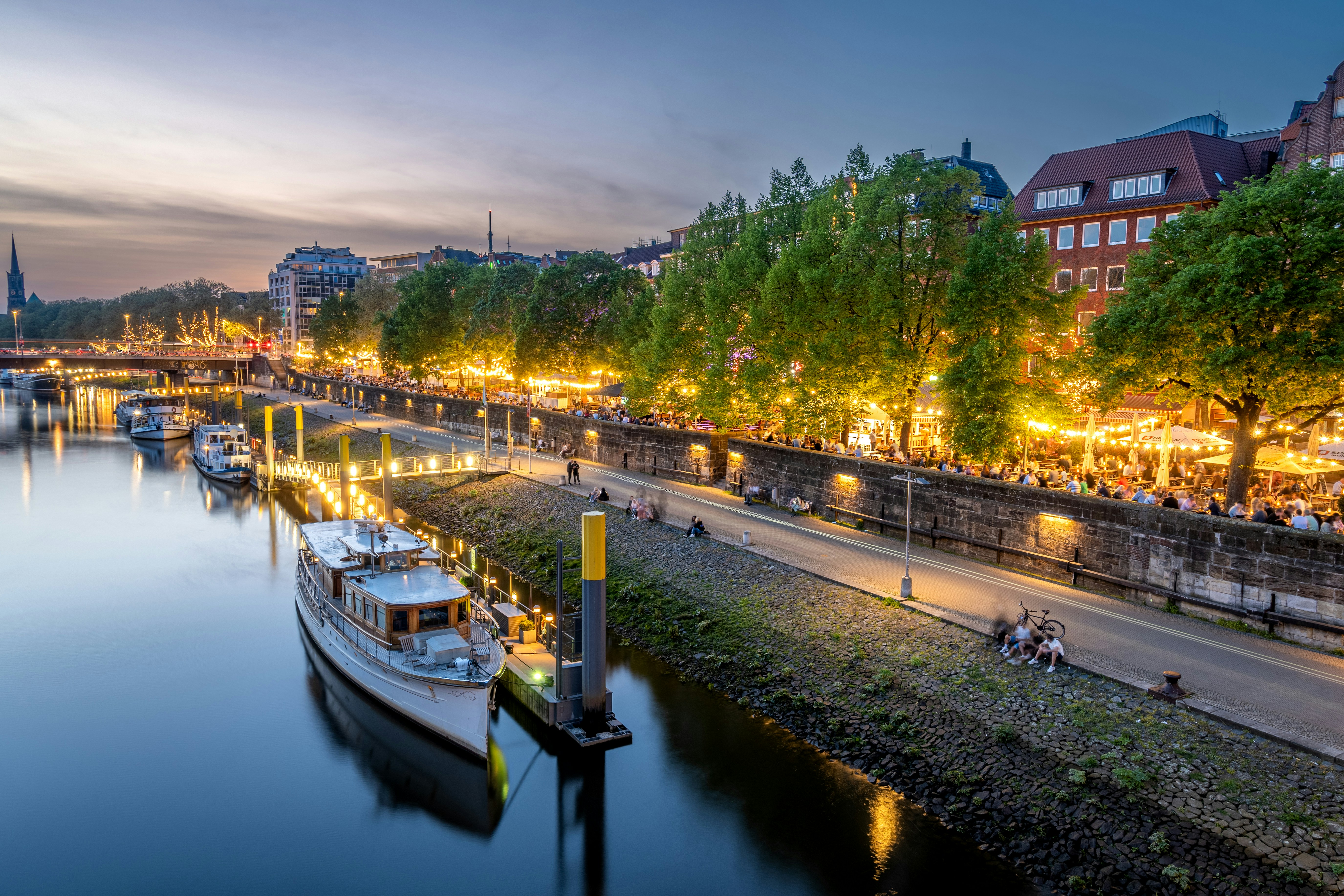 An den wunderschönen Ufern der Weser | A river that has a bunch of boats in it