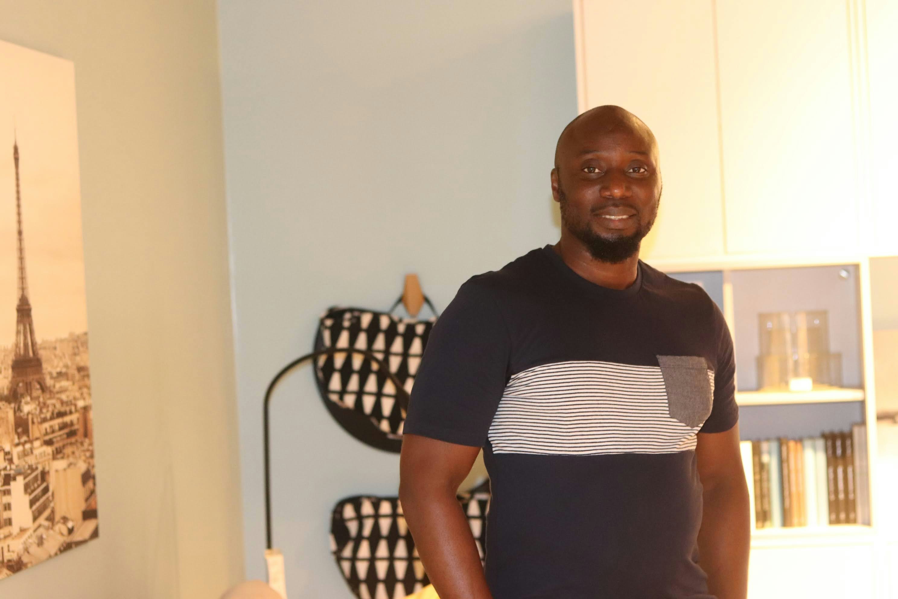 A man standing in a kitchen in front of a painting photo – Free Man Image on Unsplash