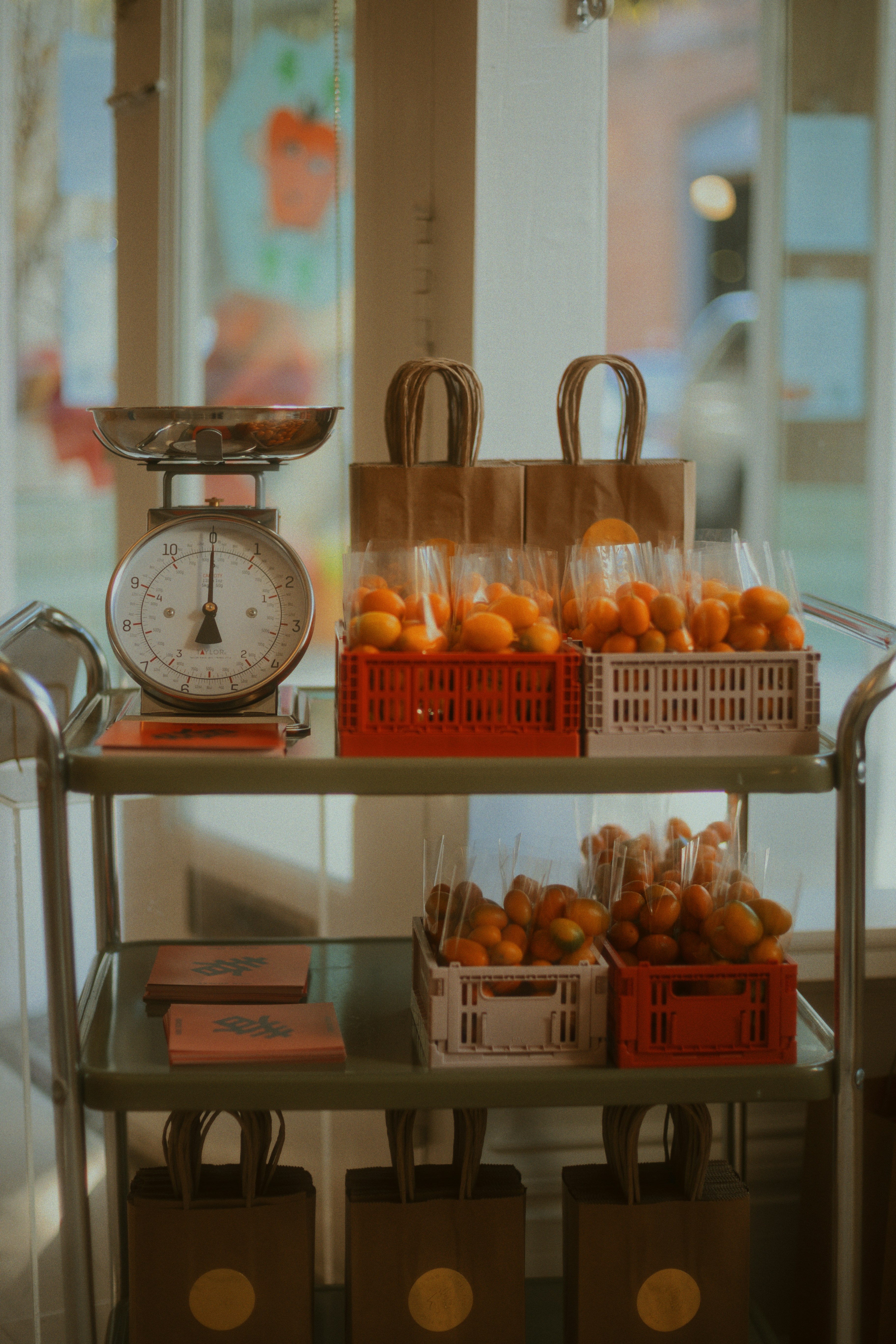 Amber Display: A Vintage Scale Brings Citrus to Life on a Market Cart