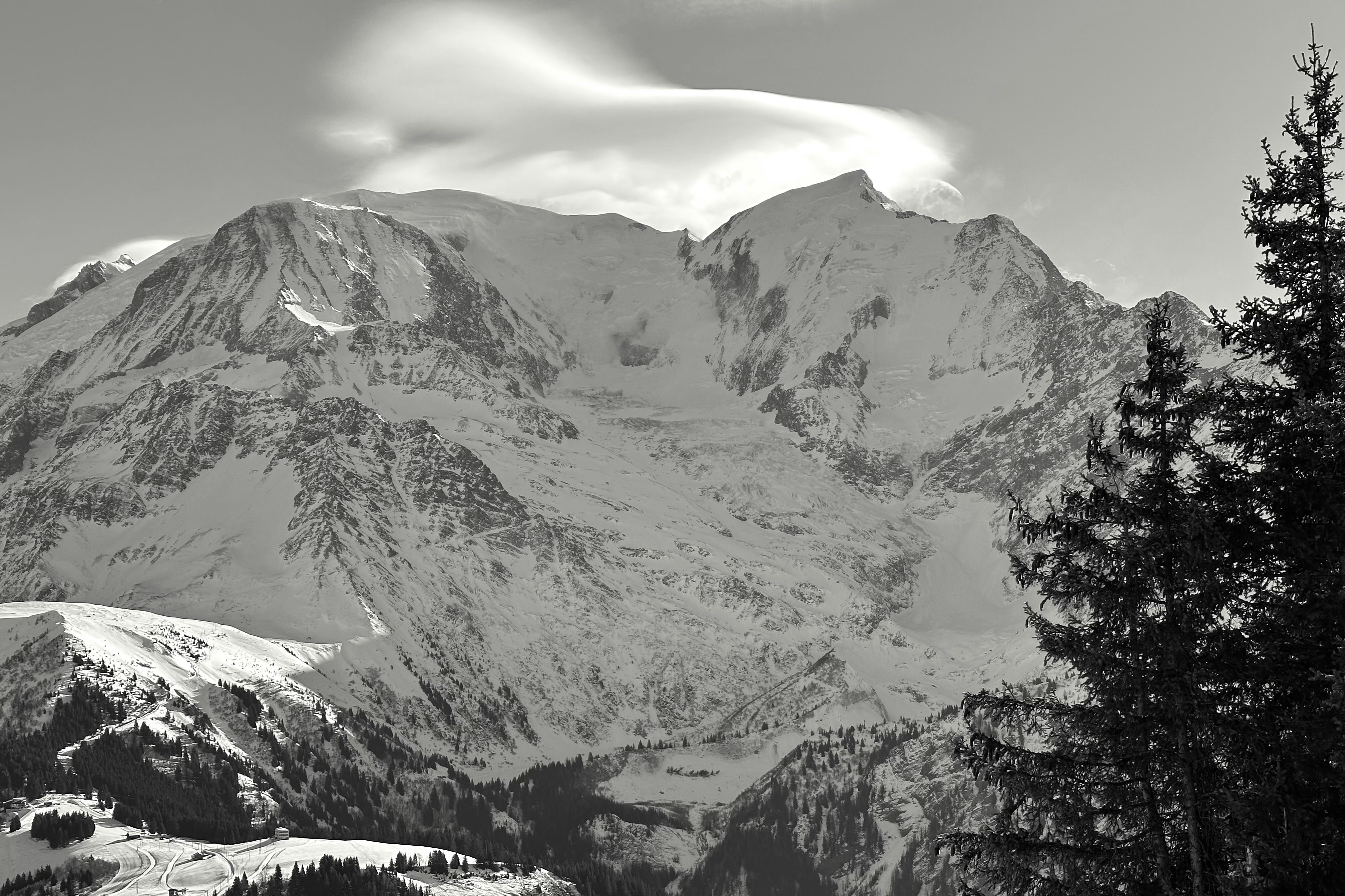 Monochrome Crest: Snowbound Spine under a Quiet Sky