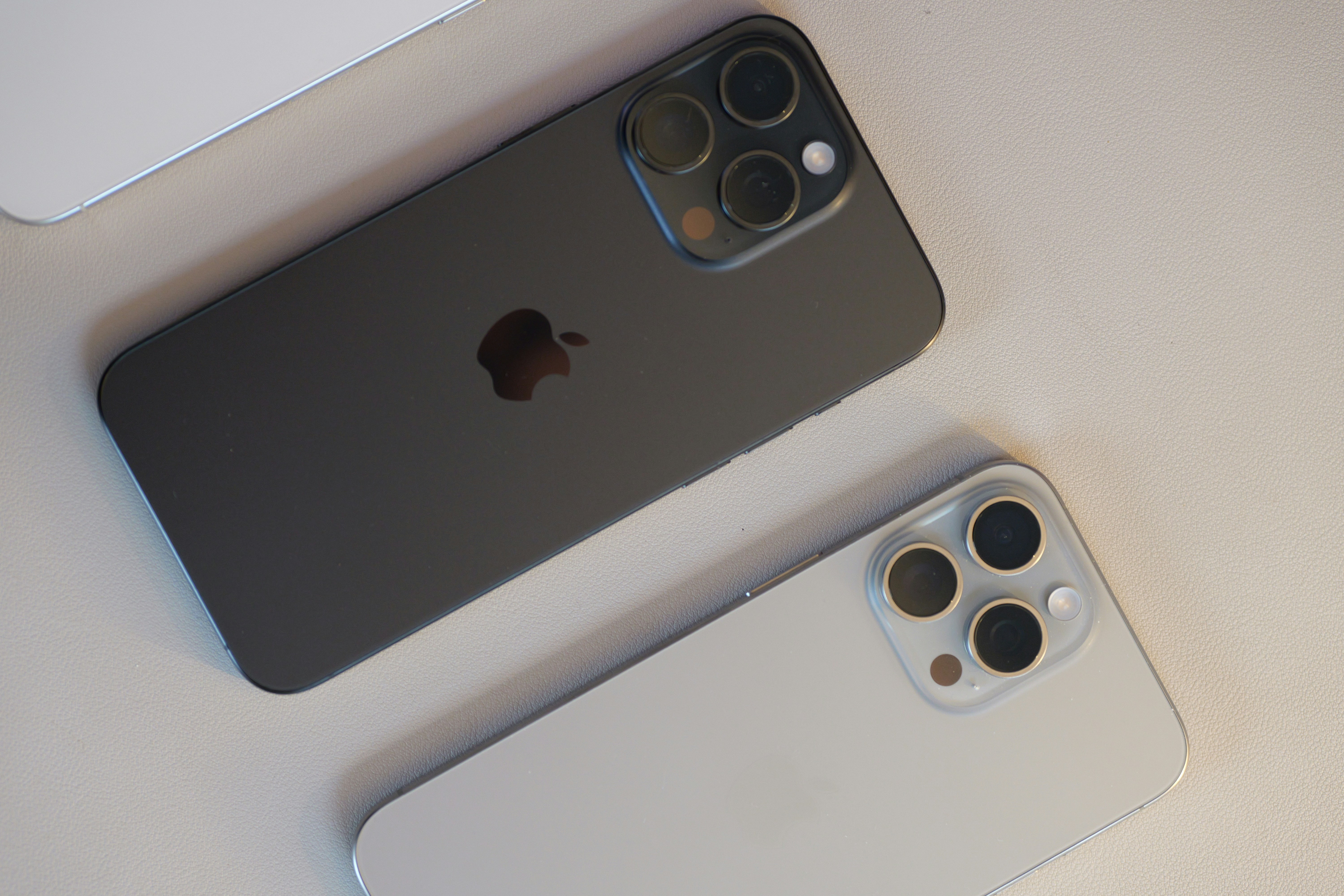 Two iphones sitting next to each other on a table photo – Free Car Image on Unsplash