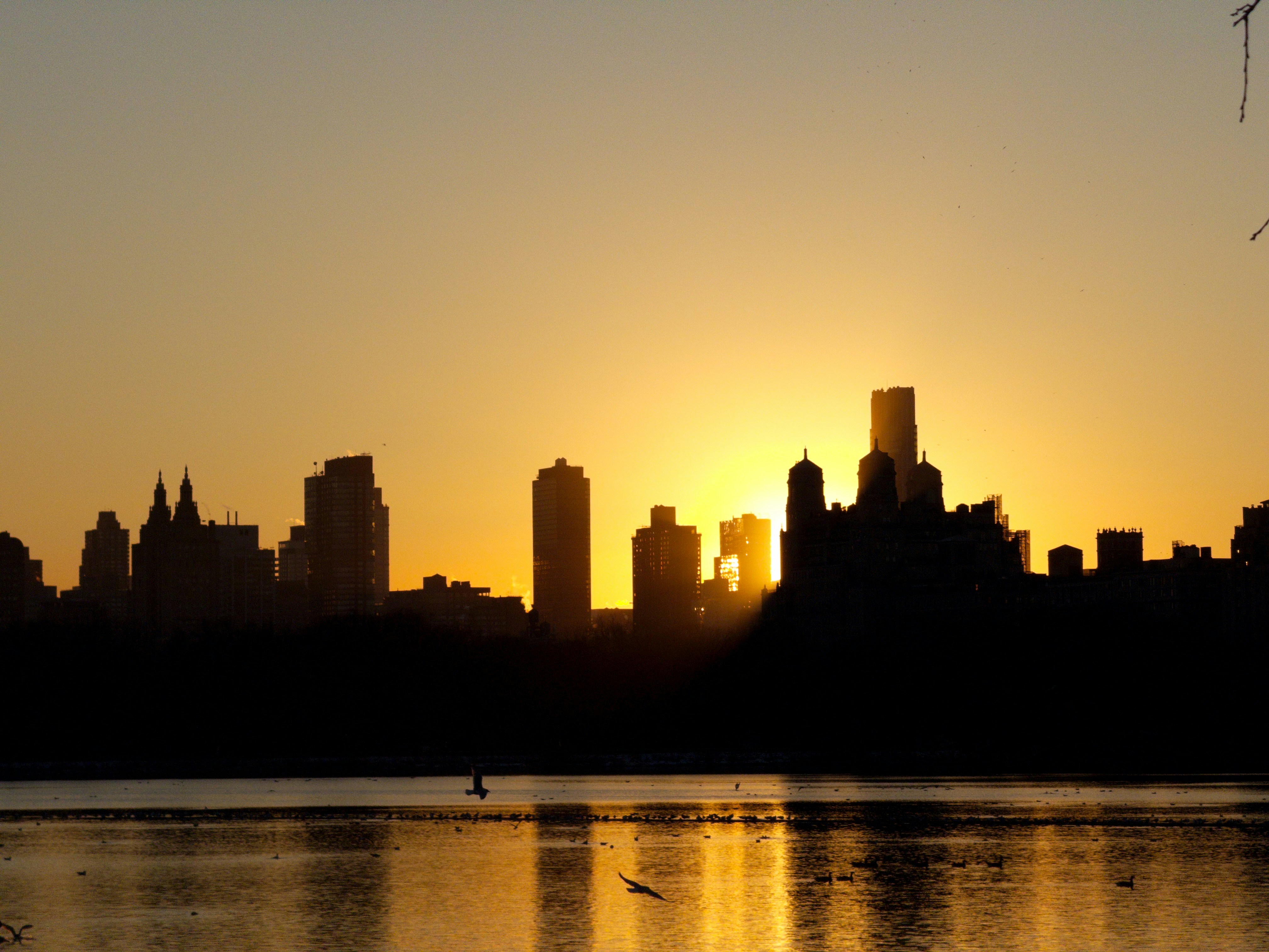 The sun is setting over a large city photo – Free City Image on Unsplash