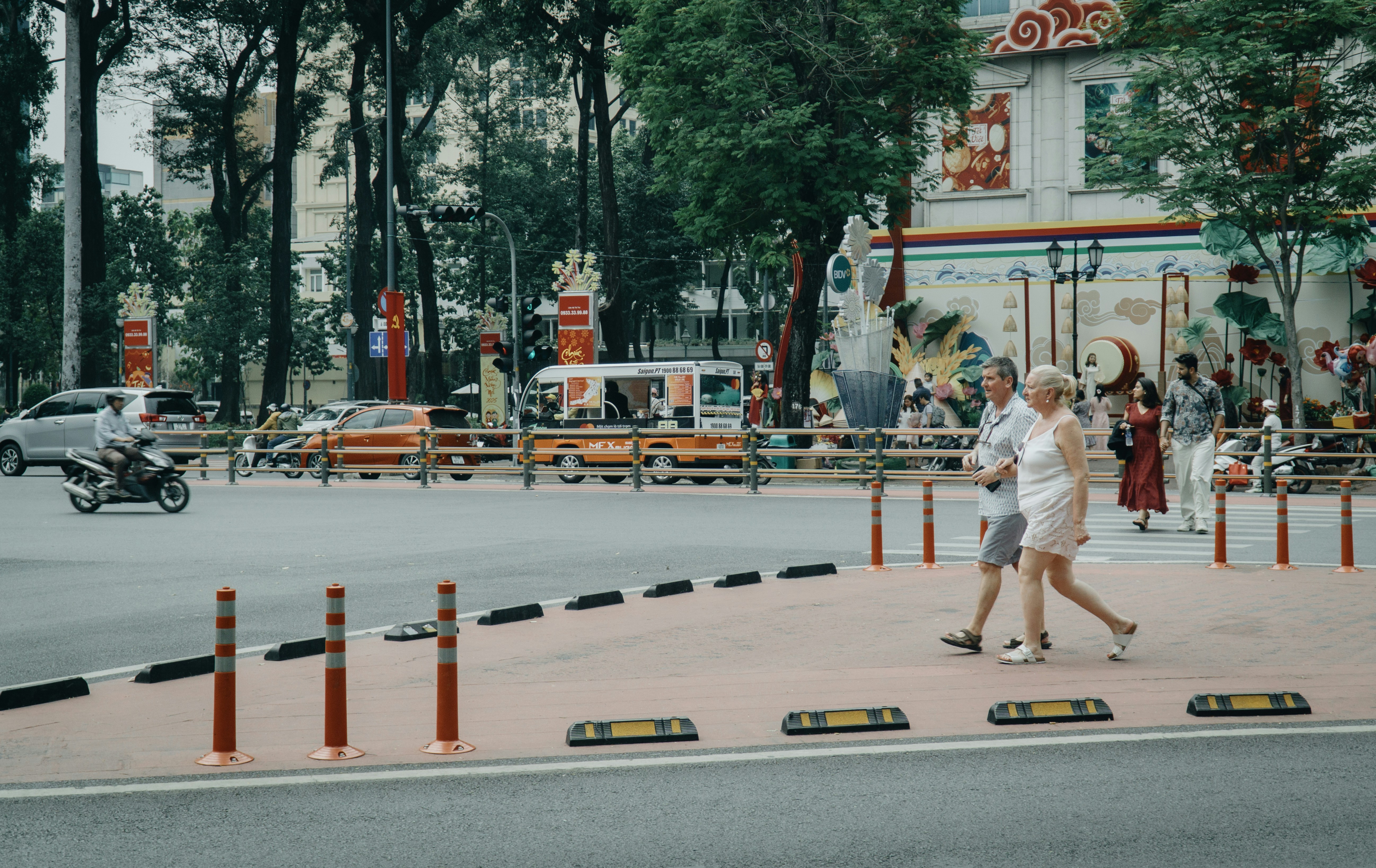 Crossing the Coral Boulevard: A Quiet Moment on an Urban Stage