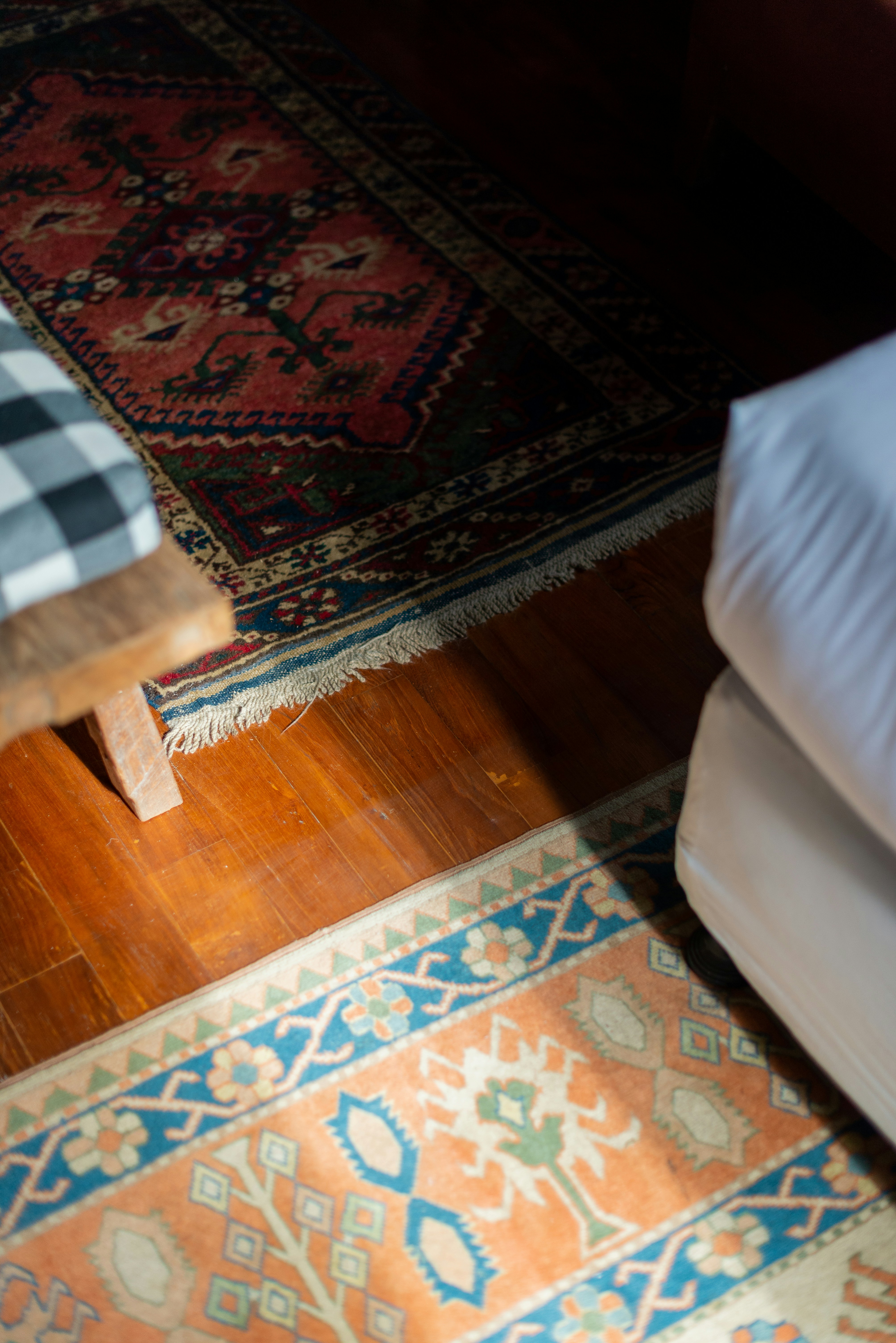 Un lit posé à côté d’une table en bois sur un plancher en bois photo ...