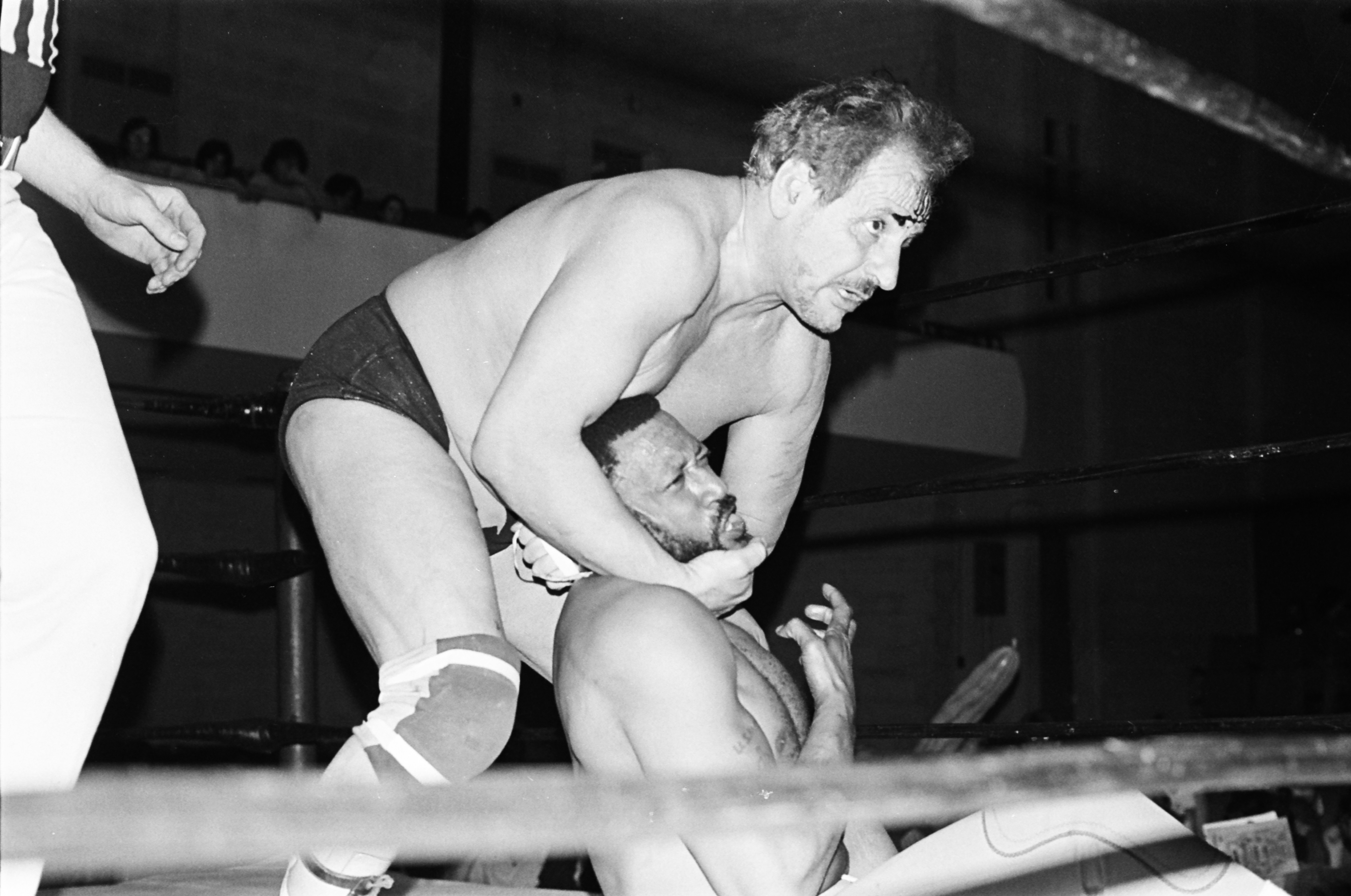 A man kneeling down in a boxing ring photo – Free Toronto Image on Unsplash