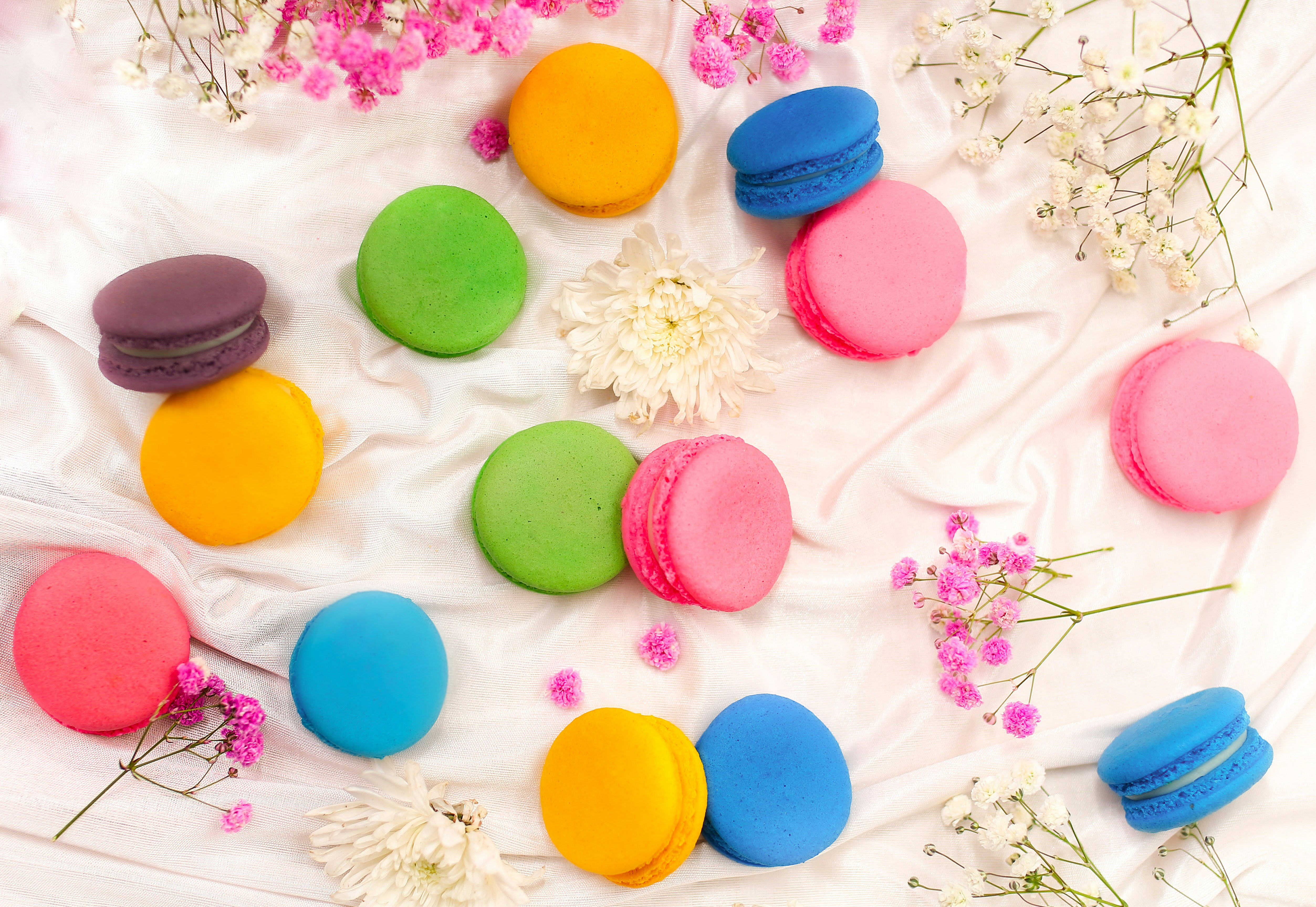 A table topped with macaroons and flowers photo – Free Confectionery ...