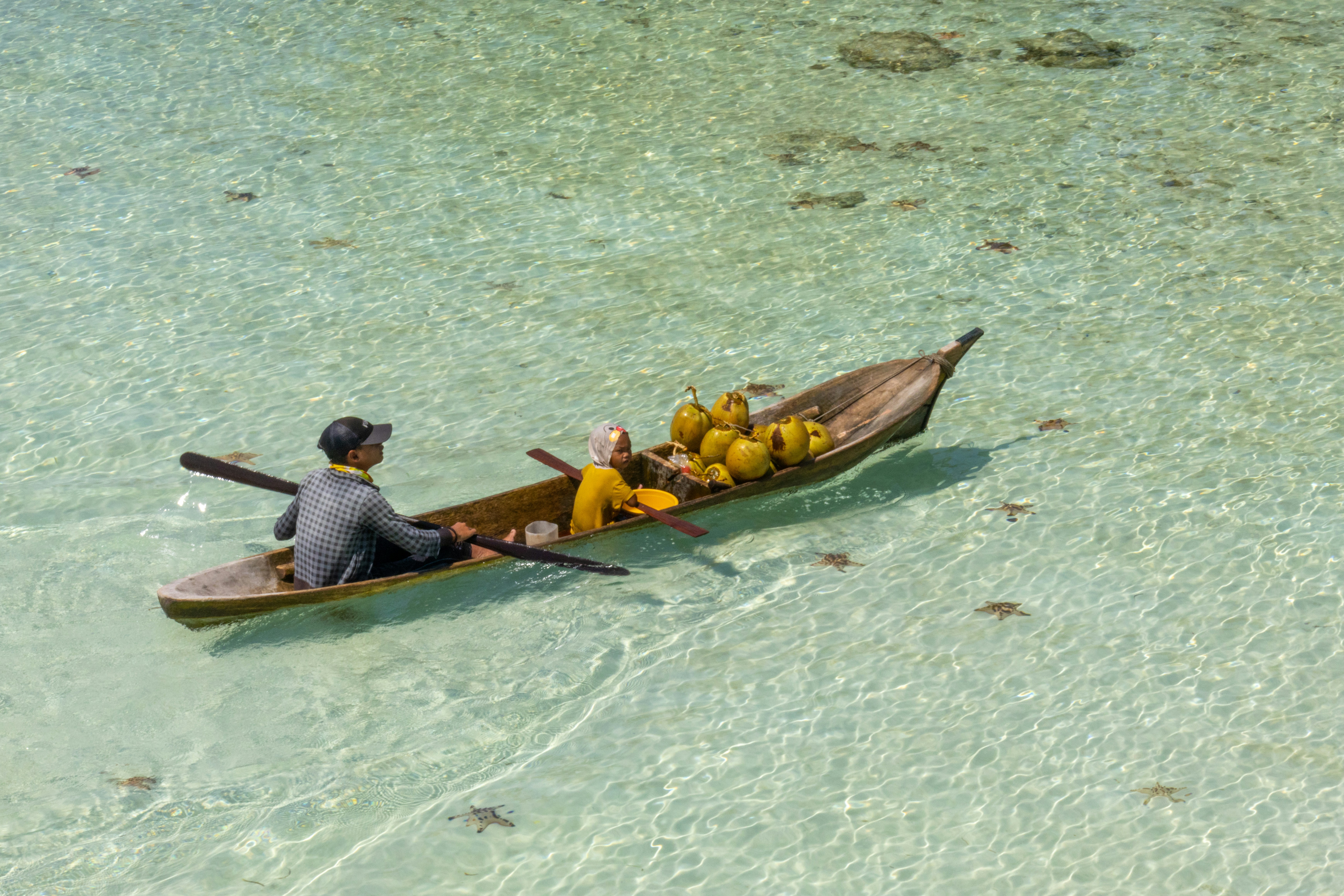 A group of people in a canoe on a body of water photo – Free Human ...