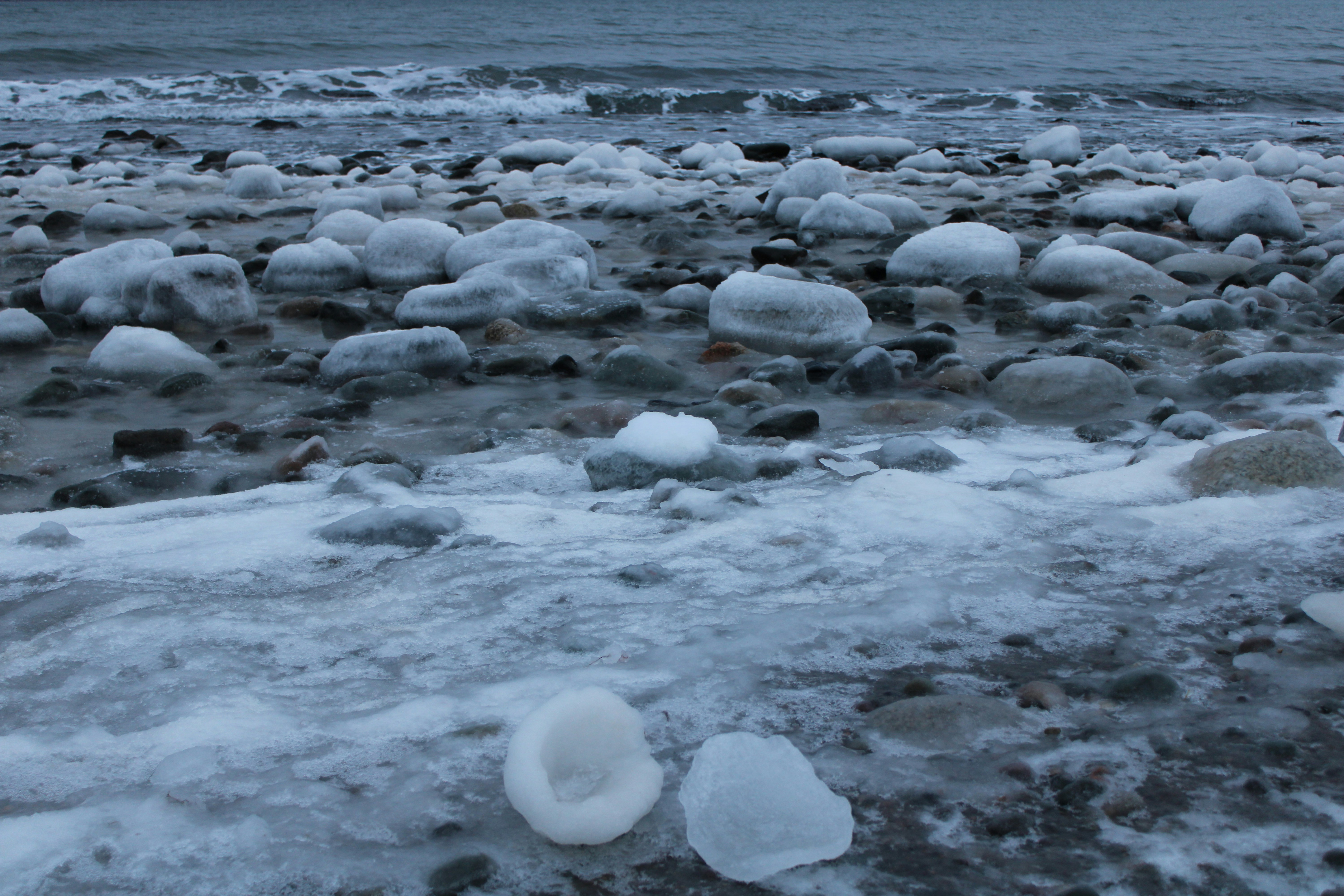Orb-like Ice Beads Scatter Across a Quiet Winter Shoreline