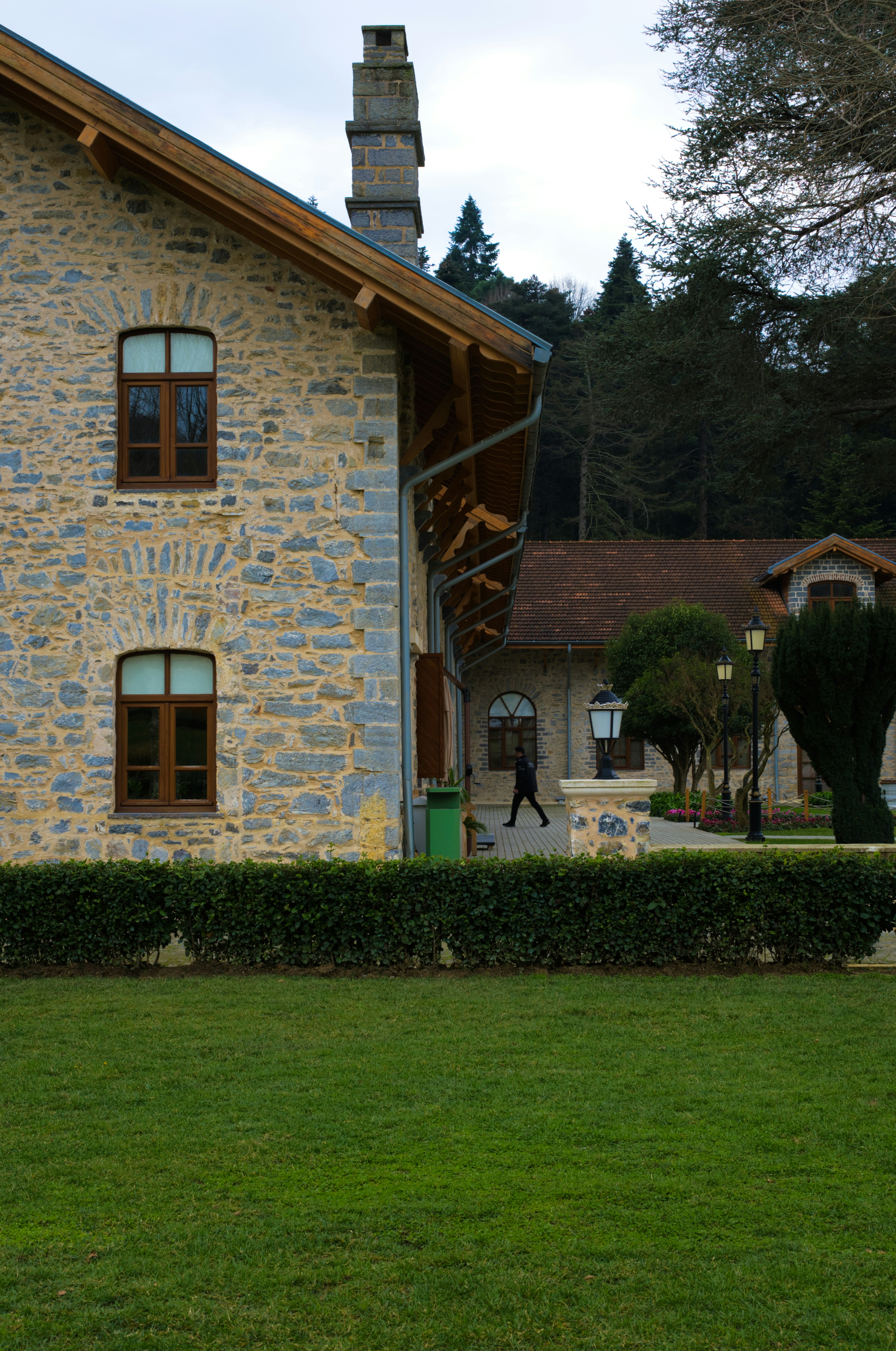Stone House Courtyard: Lanterns, Lawn, and a Quiet Stroll