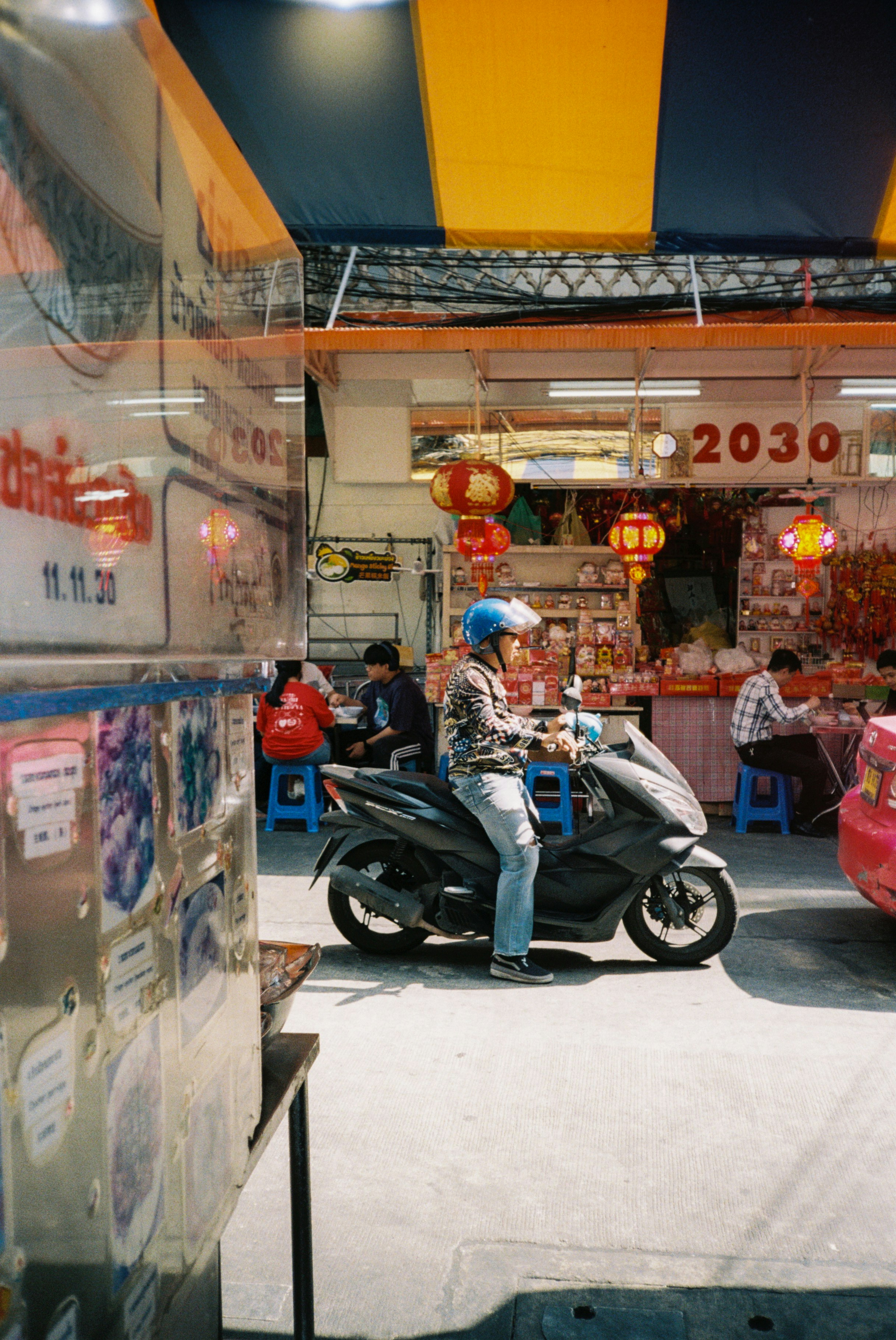 A man is riding a motorcycle in a store photo – Free City Image on Unsplash