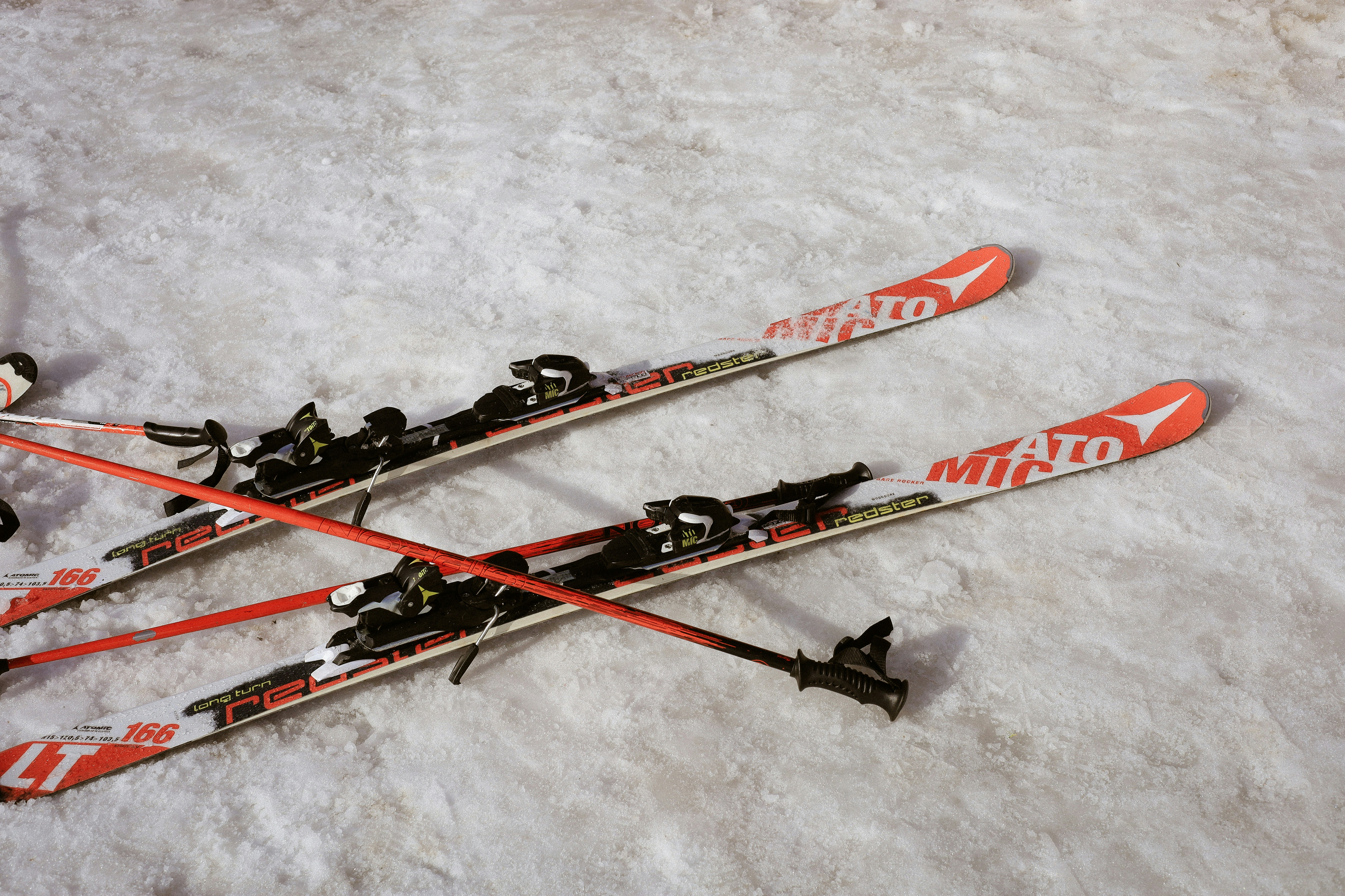 A couple of skis that are laying in the snow photo – Free Nature Image ...