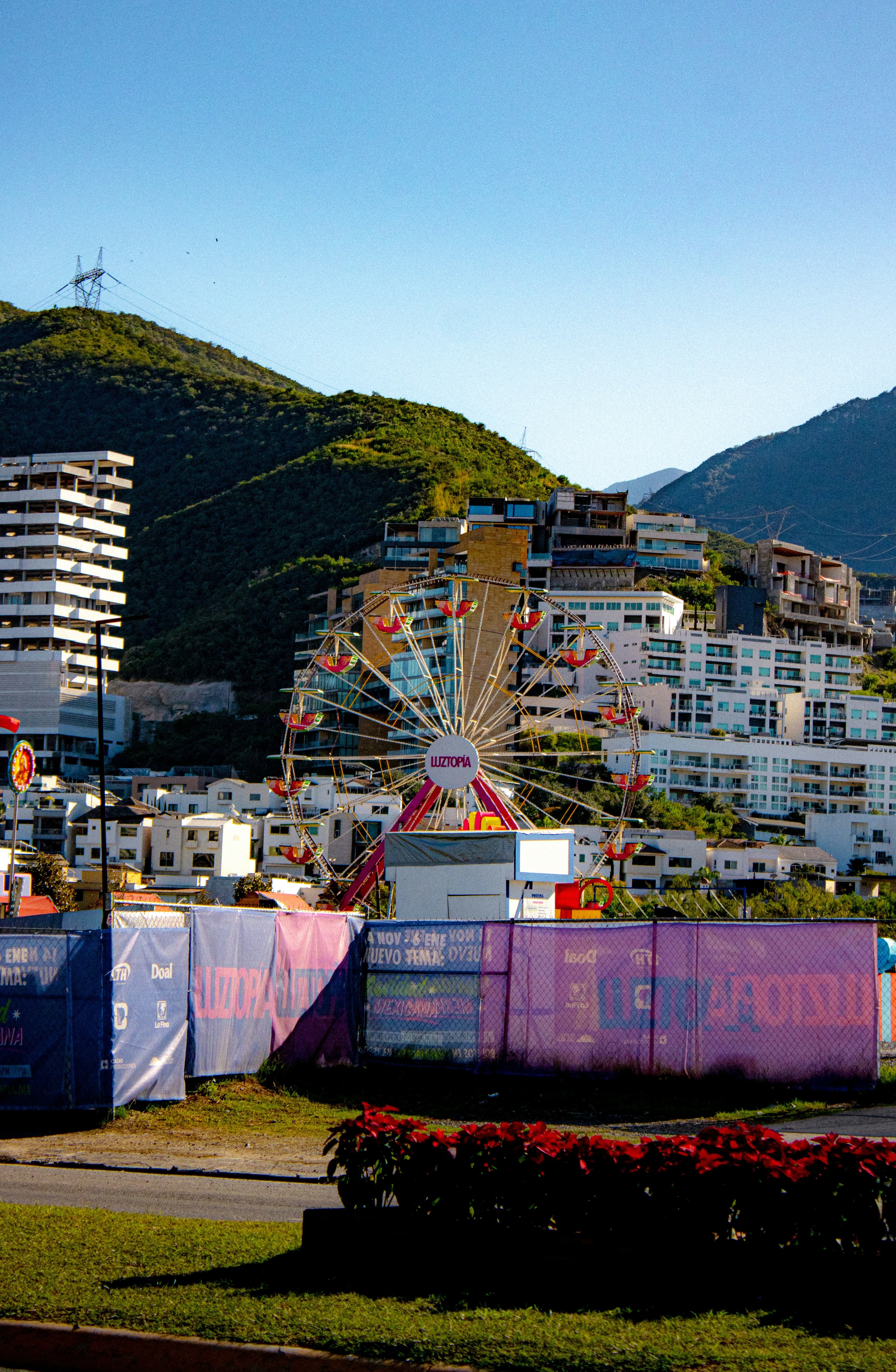 Una noria en medio de una ciudad foto – Imagen de Edificio gratuita en ...