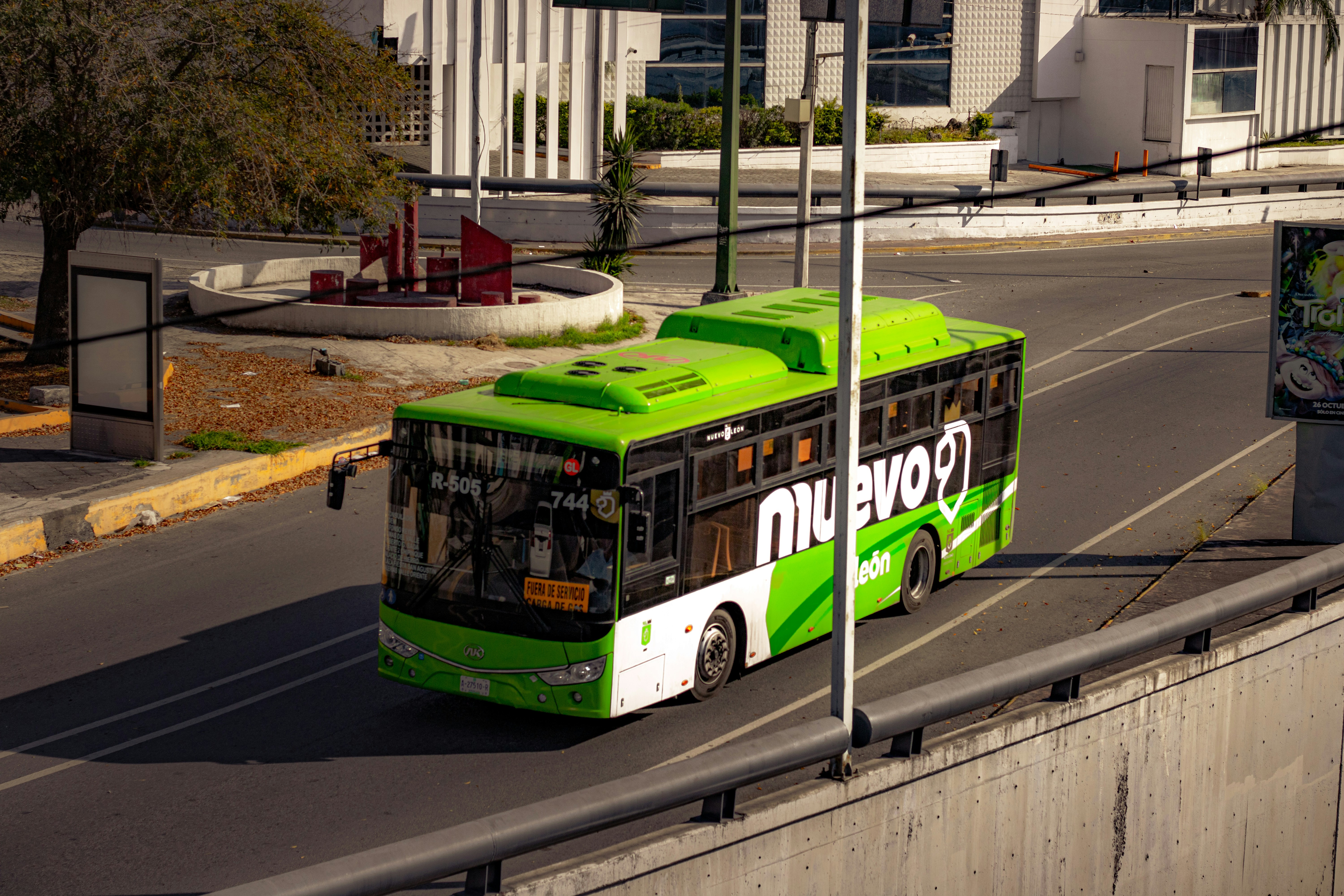 Un autobús verde y blanco circulando por una calle foto – Imagen de ...