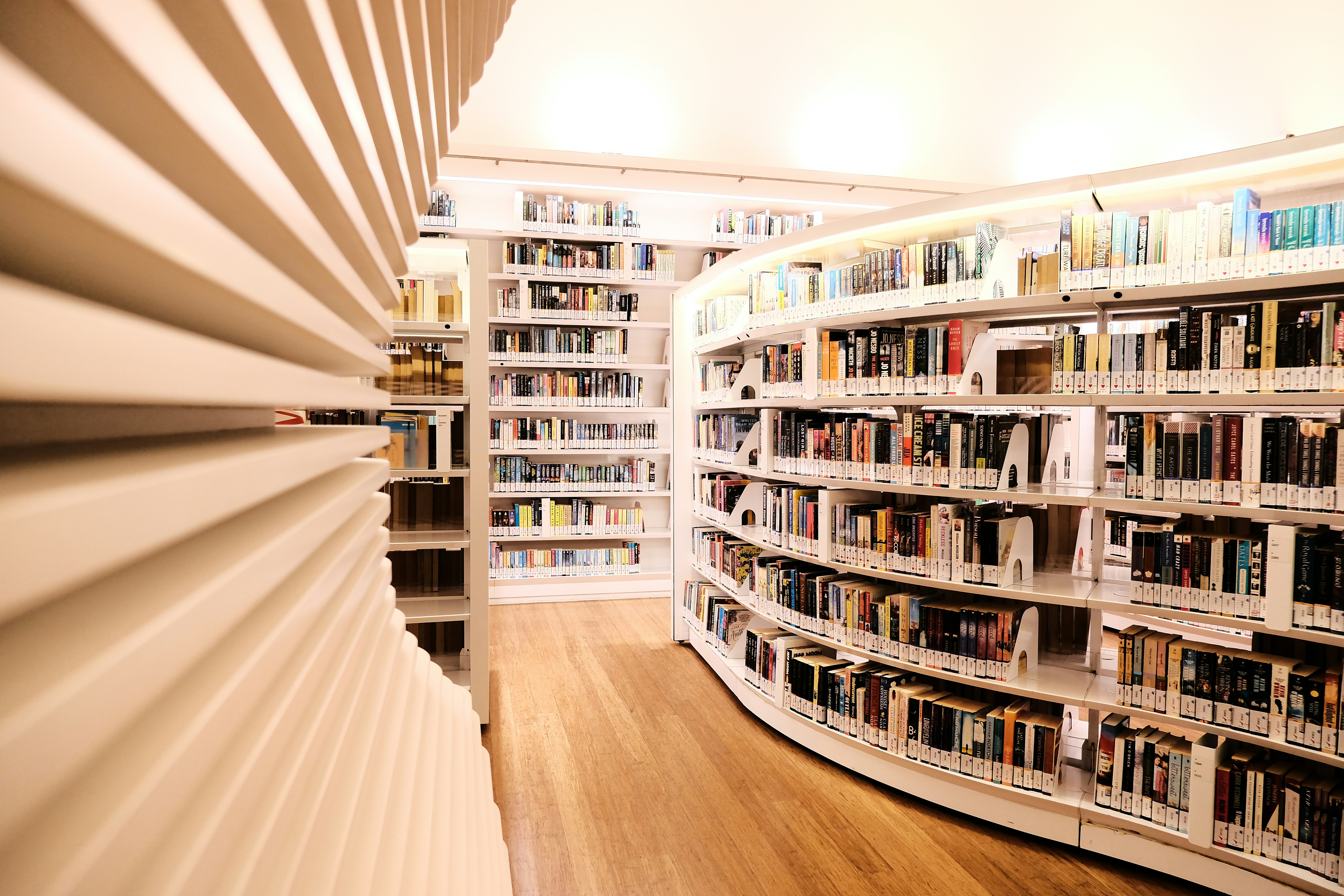 A library filled with lots of books and a spiral staircase photo – Free ...