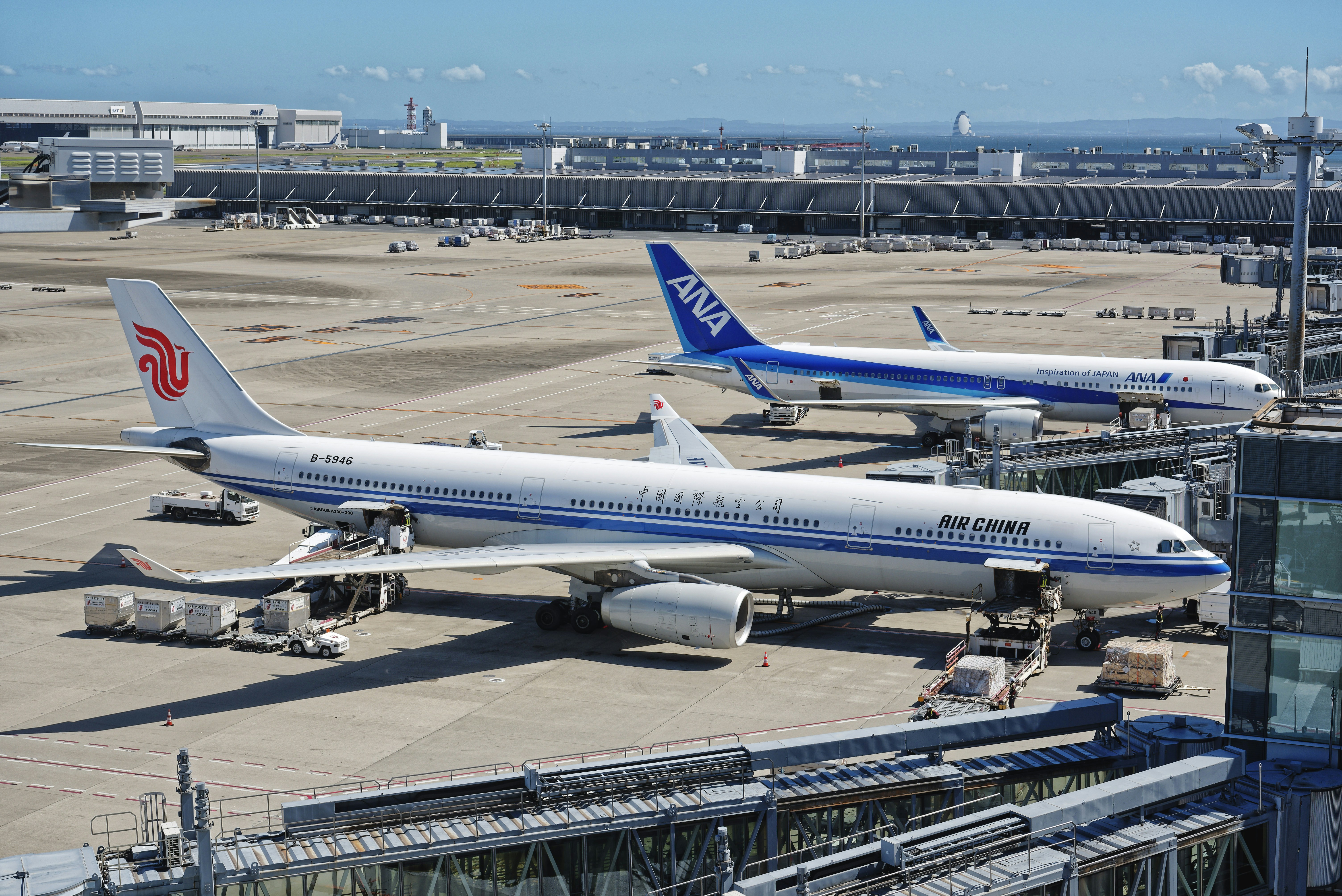 A couple of airplanes that are on a runway photo – Free Haneda airport ...