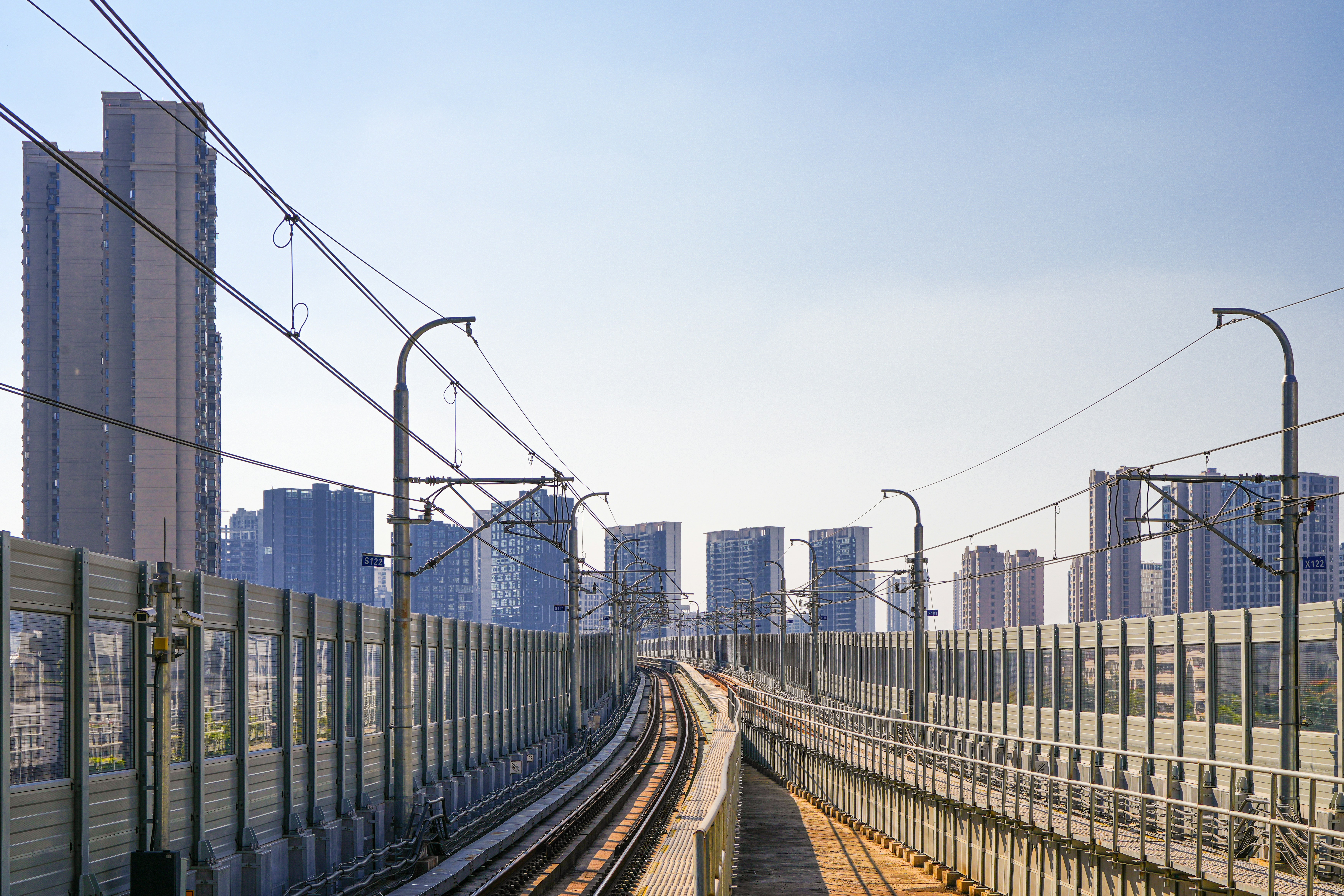 Un tren que viaja por las vías del tren junto a edificios altos foto – Imagen de Edificio ...