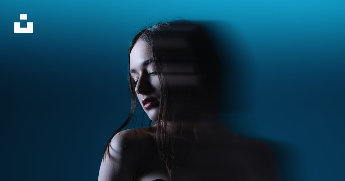 검은 드레스를 입은 여자가 푸른 벽 앞에 서 있다 사진 Unsplash의 무료 실험적인 이미지