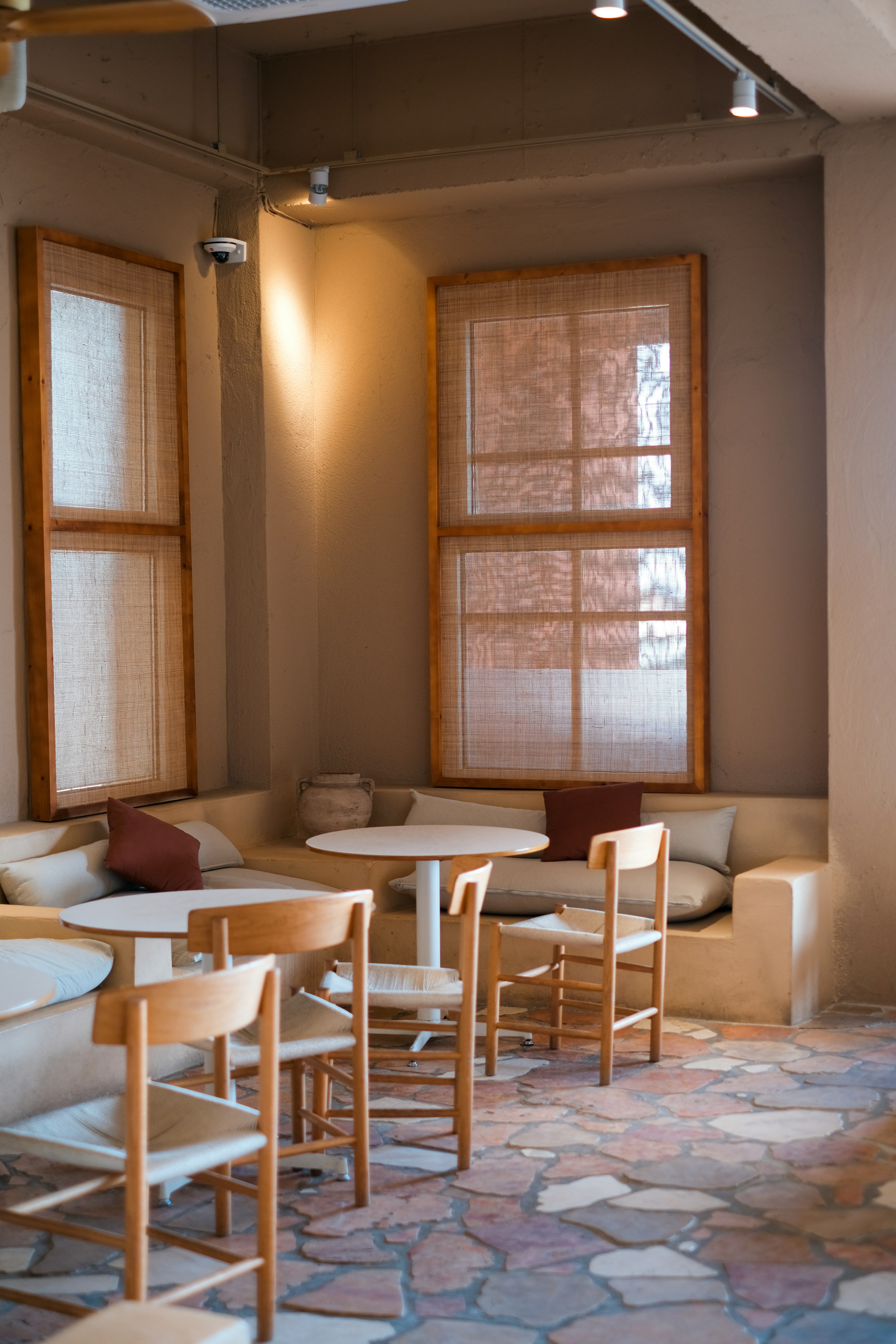 A room with a bunch of tables and chairs photo – Free Beach Image on ...