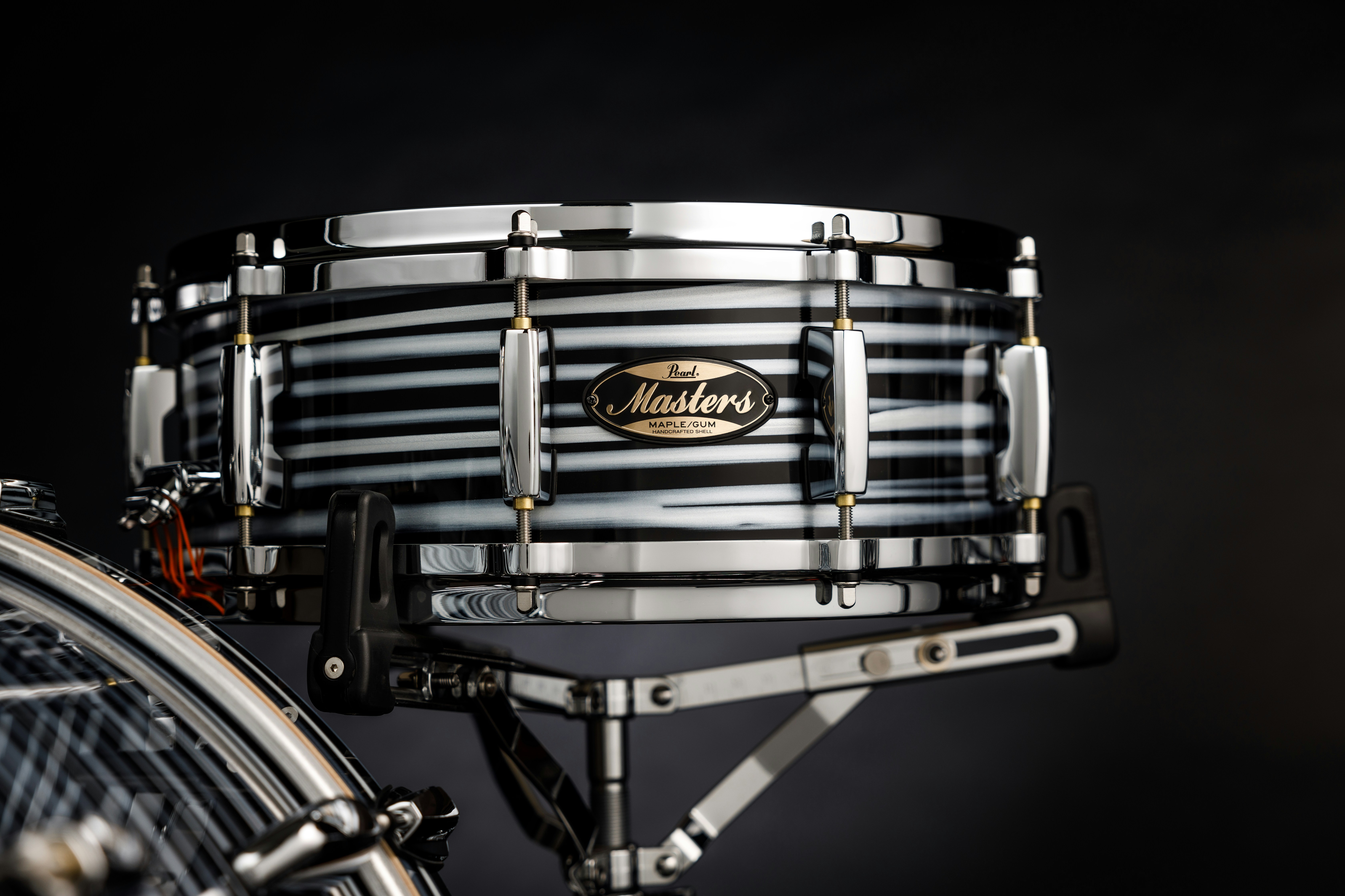 Un gros plan d’un tambour sur un fond noir photo – Image gratuite de ...