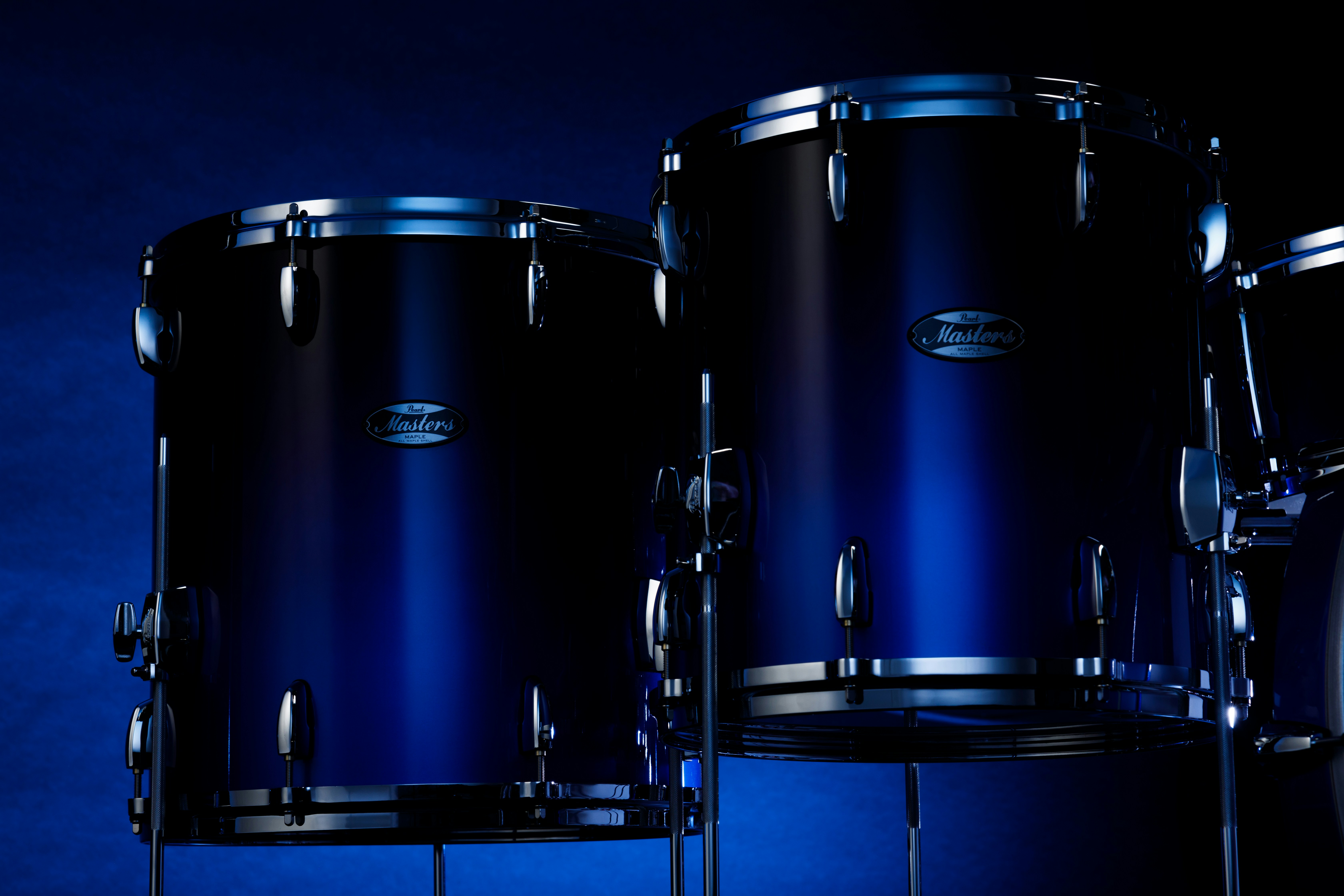 A blue drum set on a black background photo – Free Drum Image on Unsplash