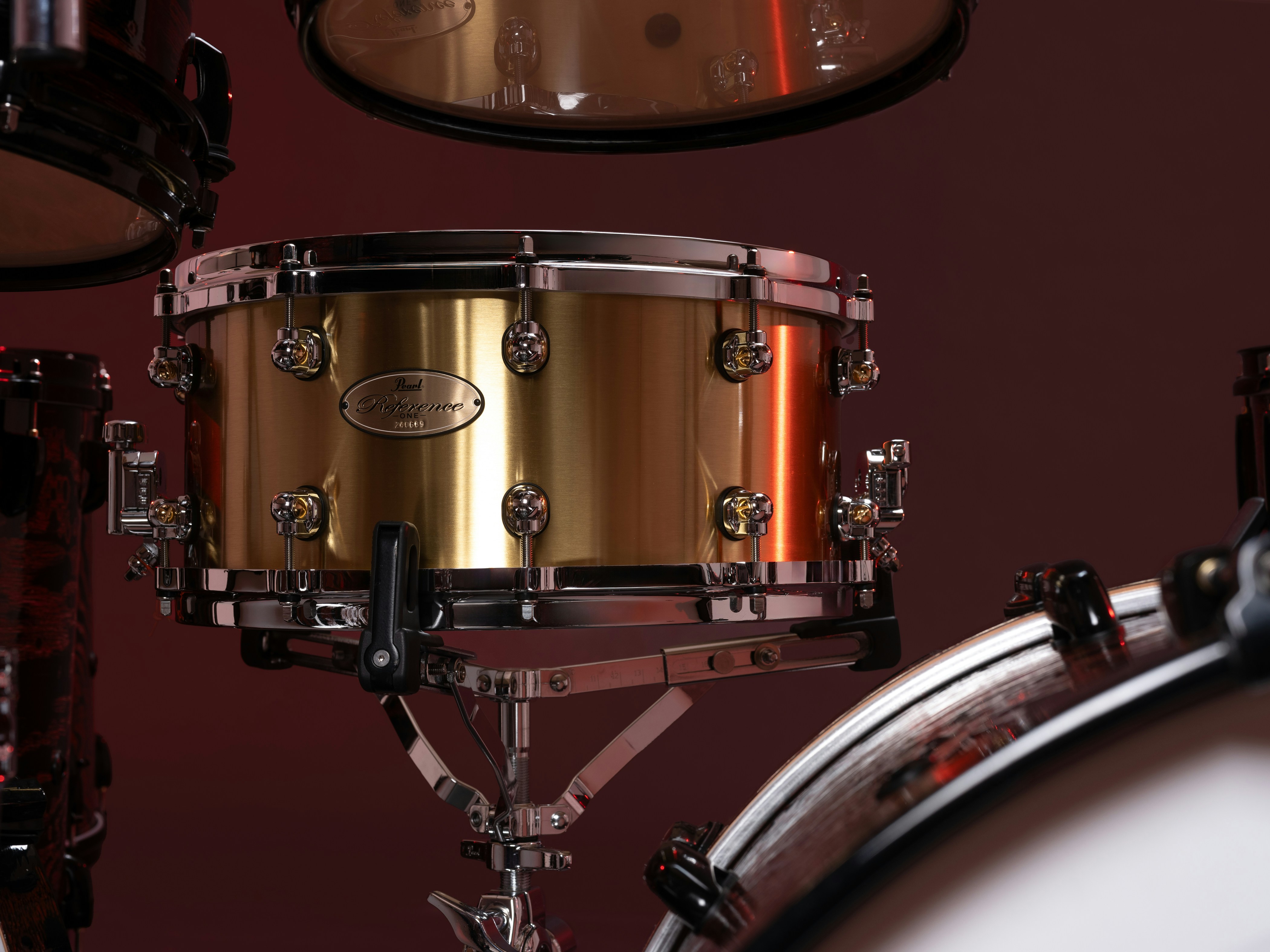 A close up of a metallic drum set photo – Free Drums Image on Unsplash
