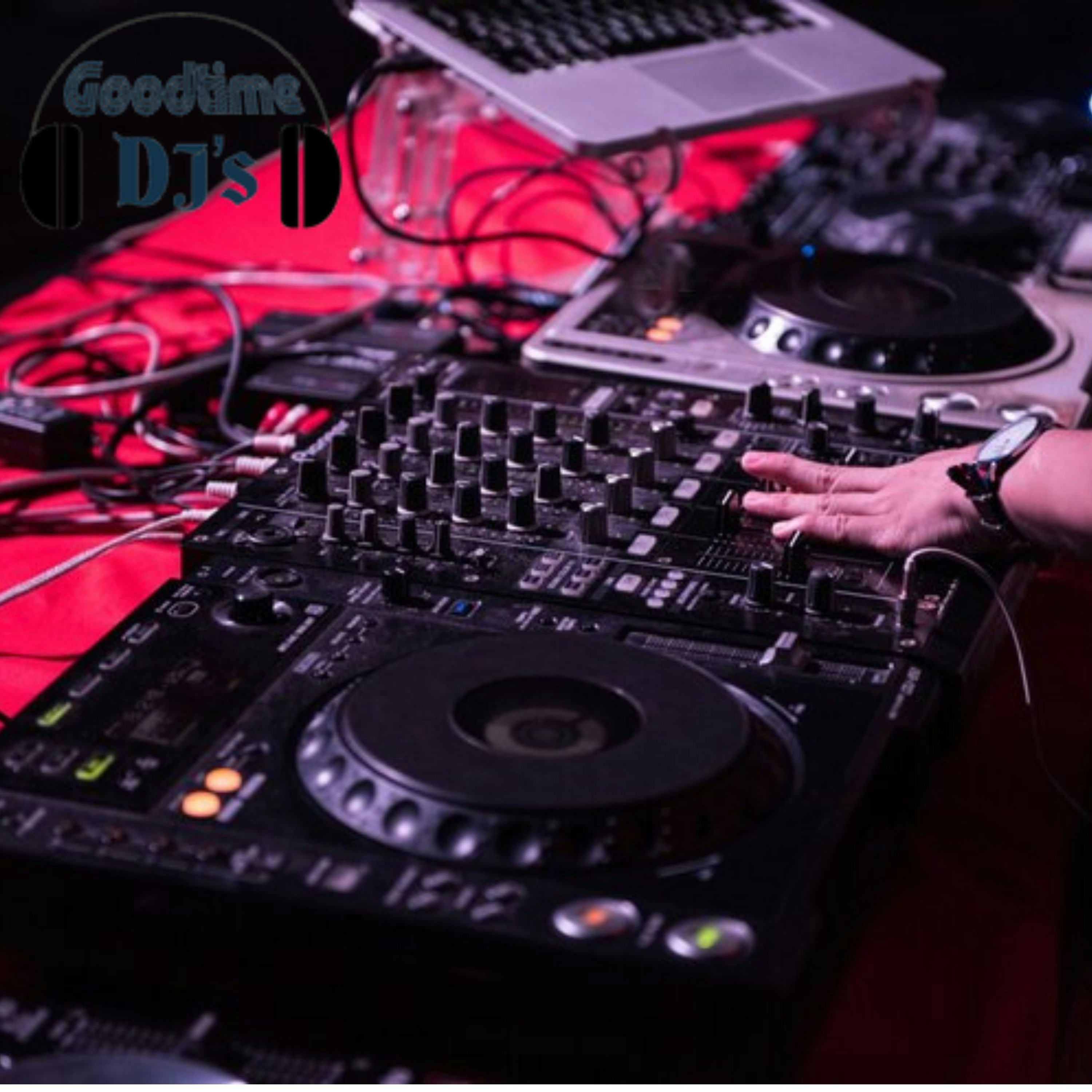 Un dj mezclando música frente a una computadora portátil foto – Imagen ...