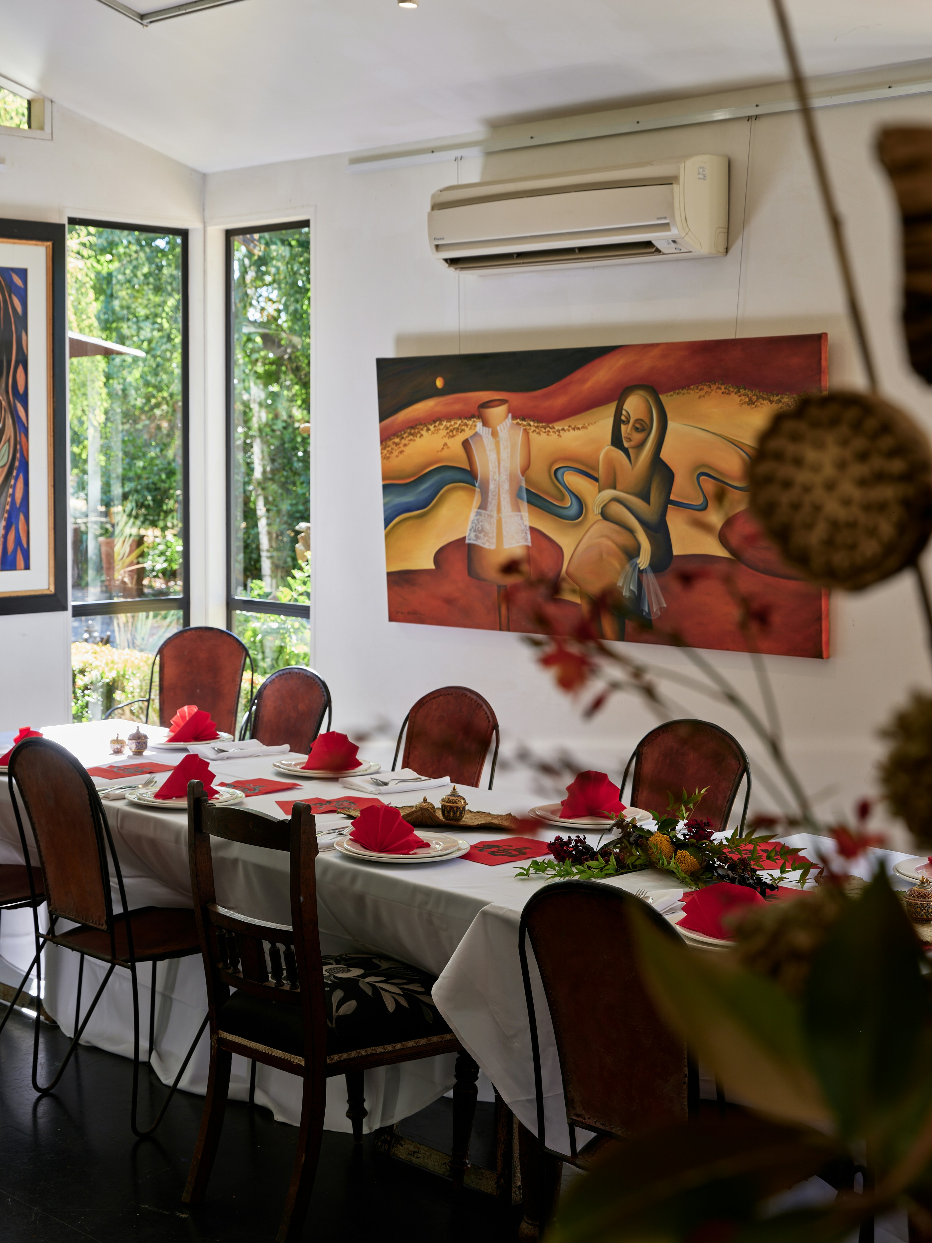 A dining room with a lot of tables and chairs photo – Free Restaurant ...