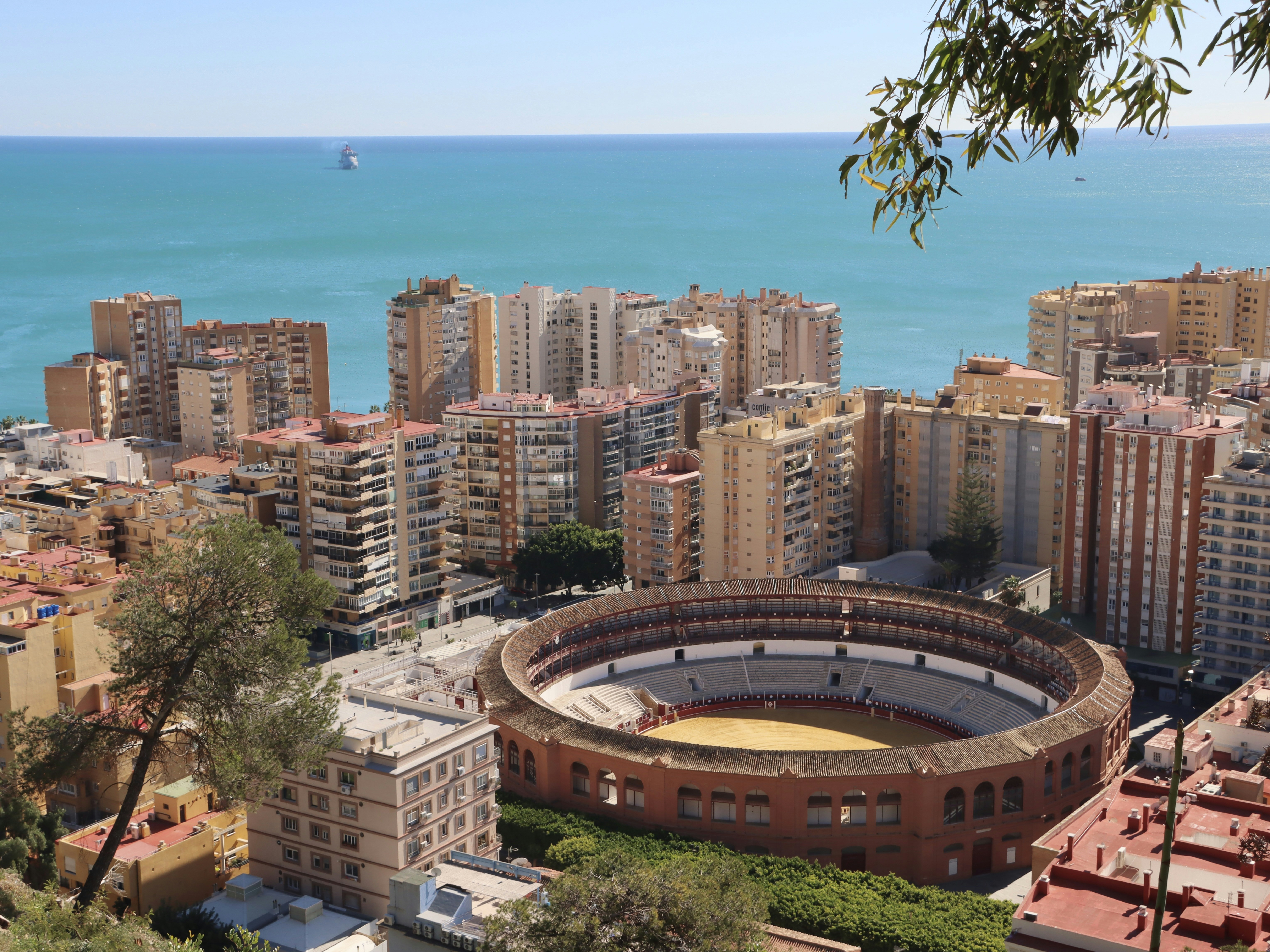 Málaga🇪🇸 | A view of a city and a body of water