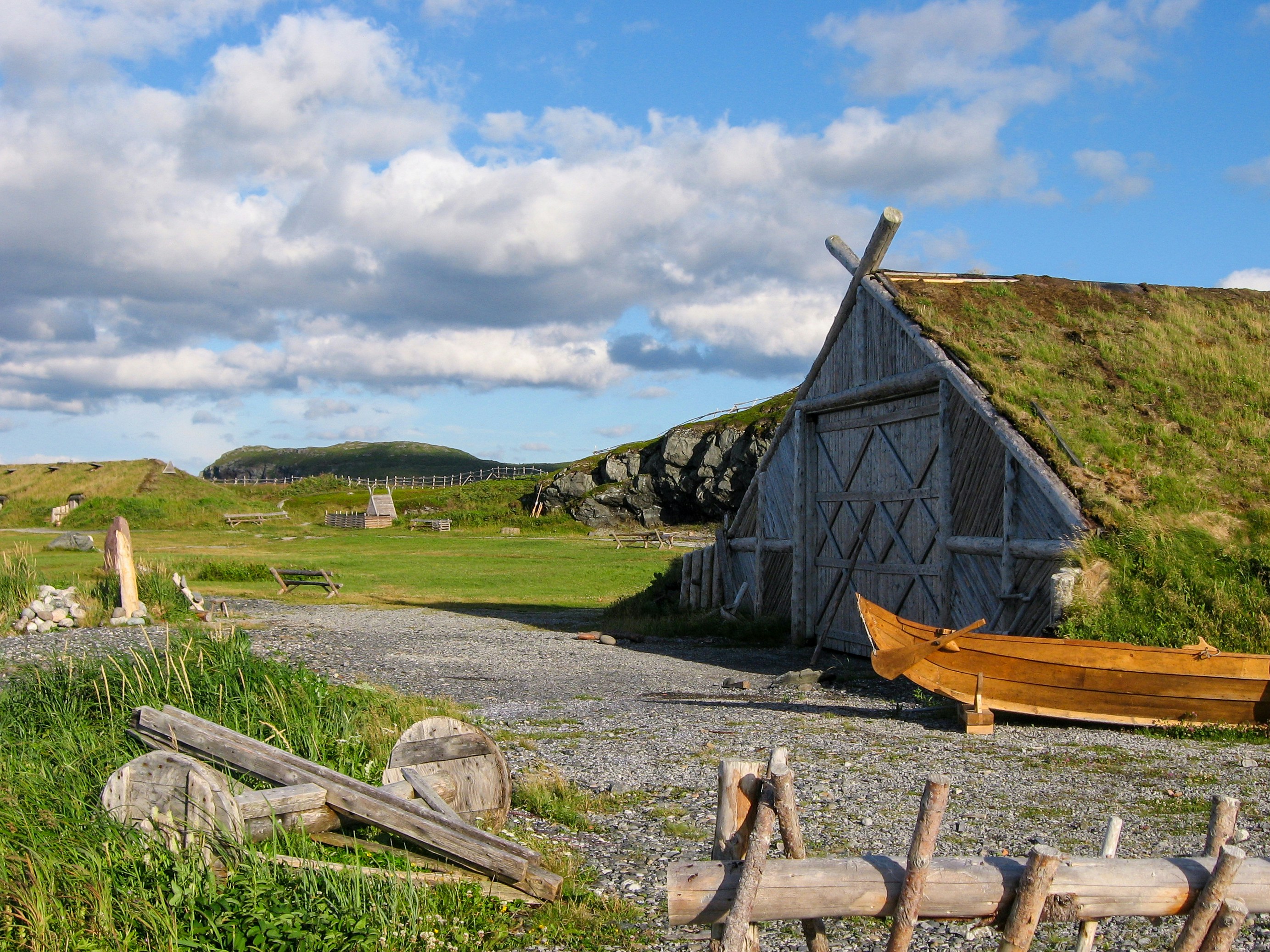 A boat sitting on top of a gravel road photo – Free Wood Image on Unsplash