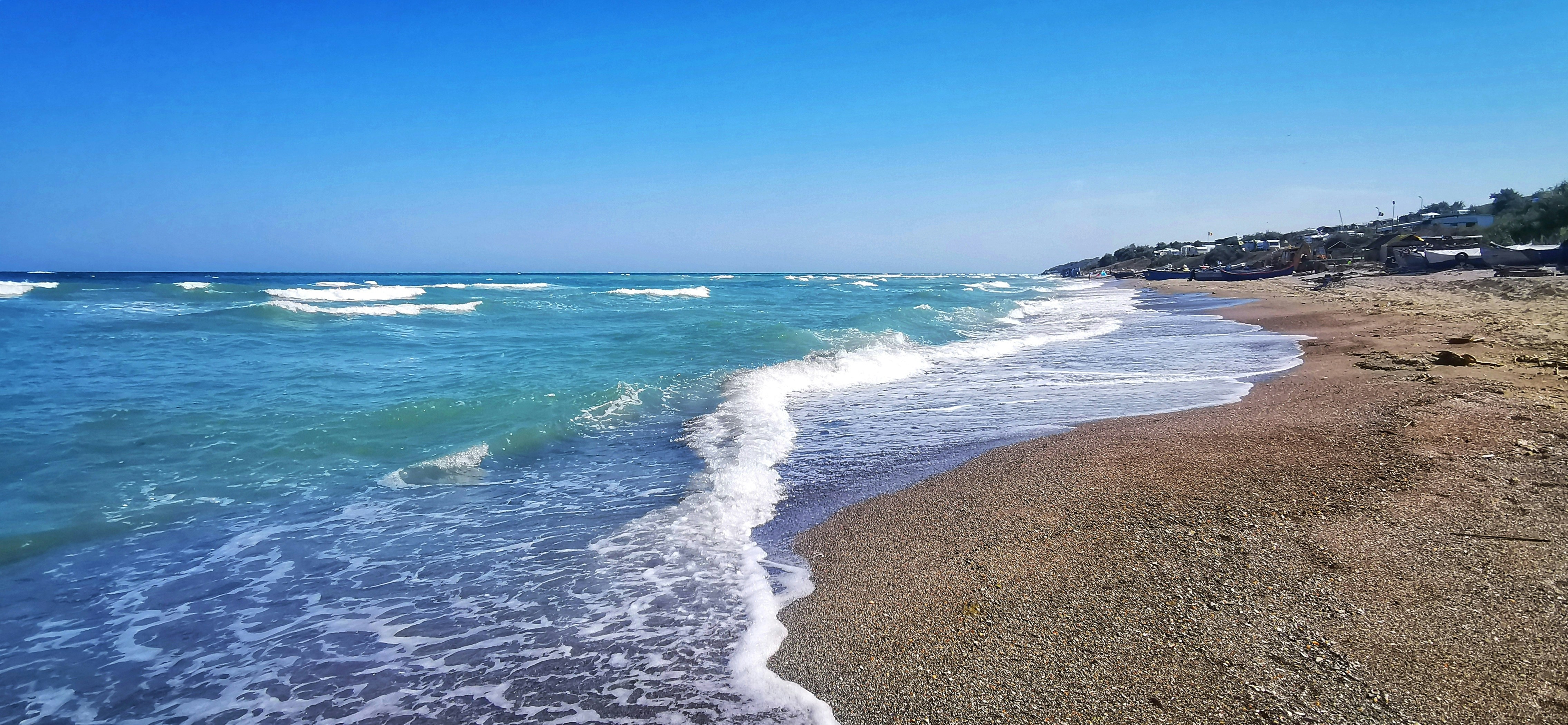 Une vue d’une plage avec des vagues venant de l’océan photo – Image ...