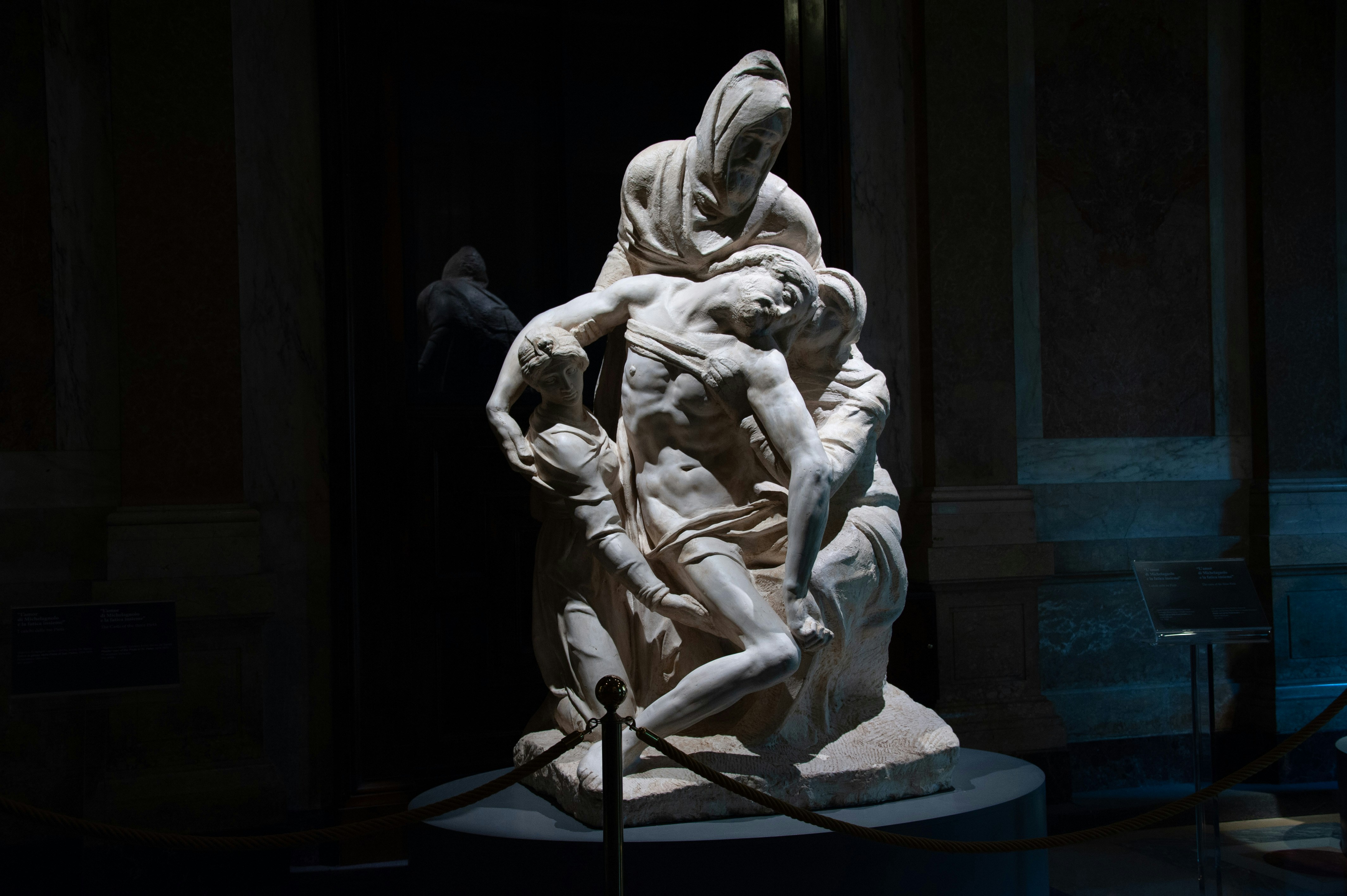 A statue of a man holding a woman photo – Free Statue Image on Unsplash