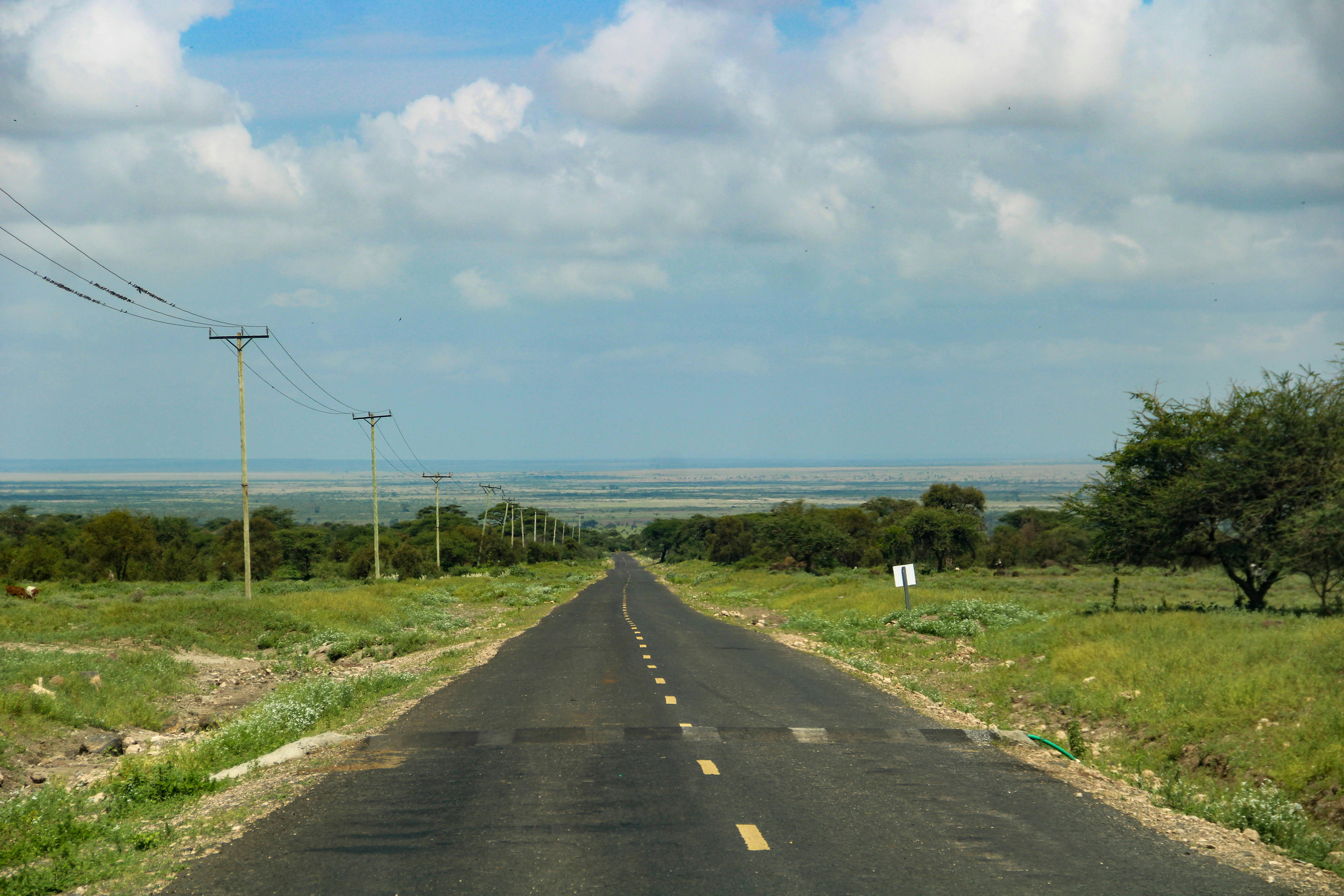Un largo camino vacío con un cielo de fondo foto – Imagen de Camino ...