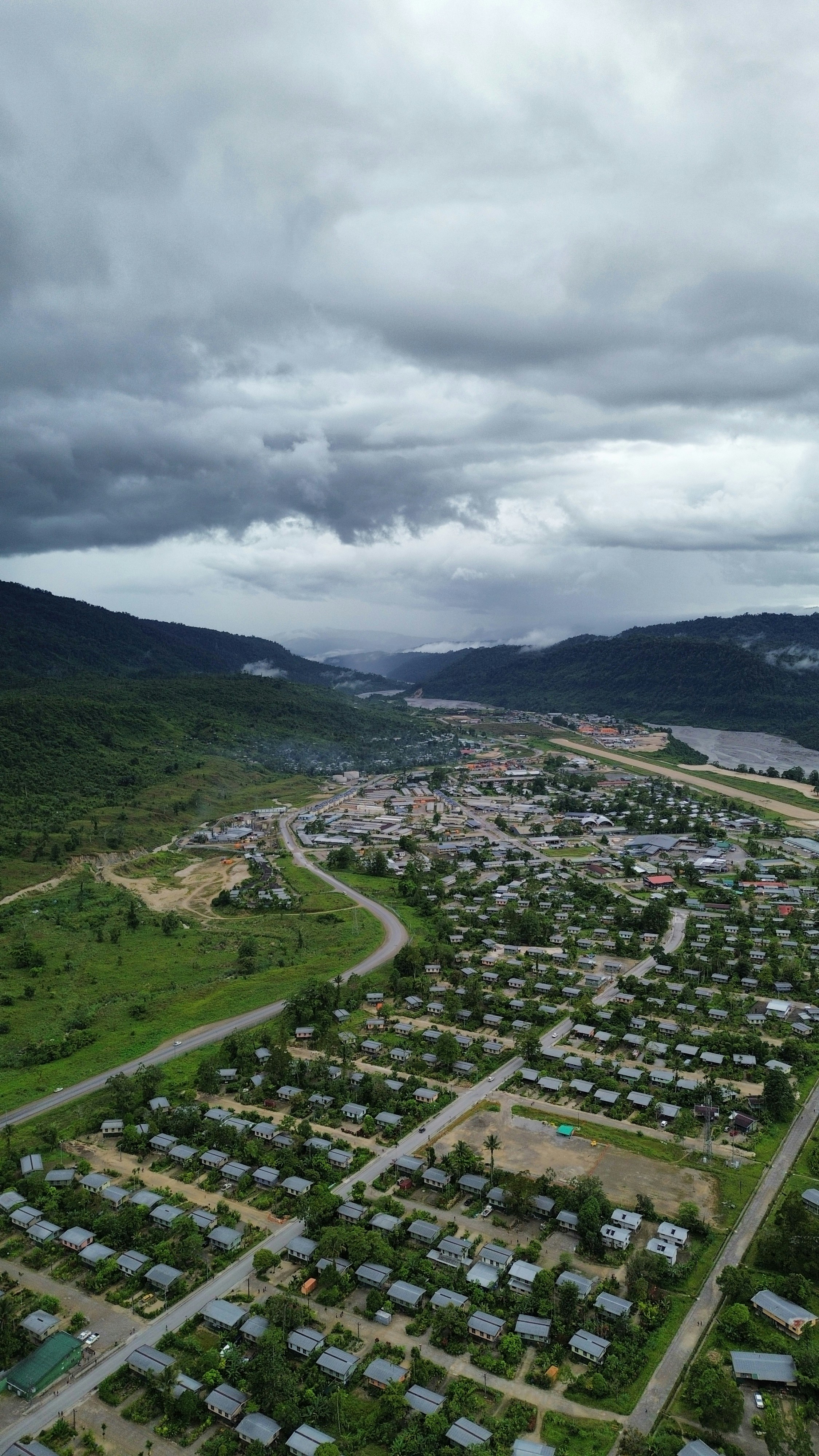 Una vista aérea de un pequeño pueblo rodeado de montañas foto – Imagen ...