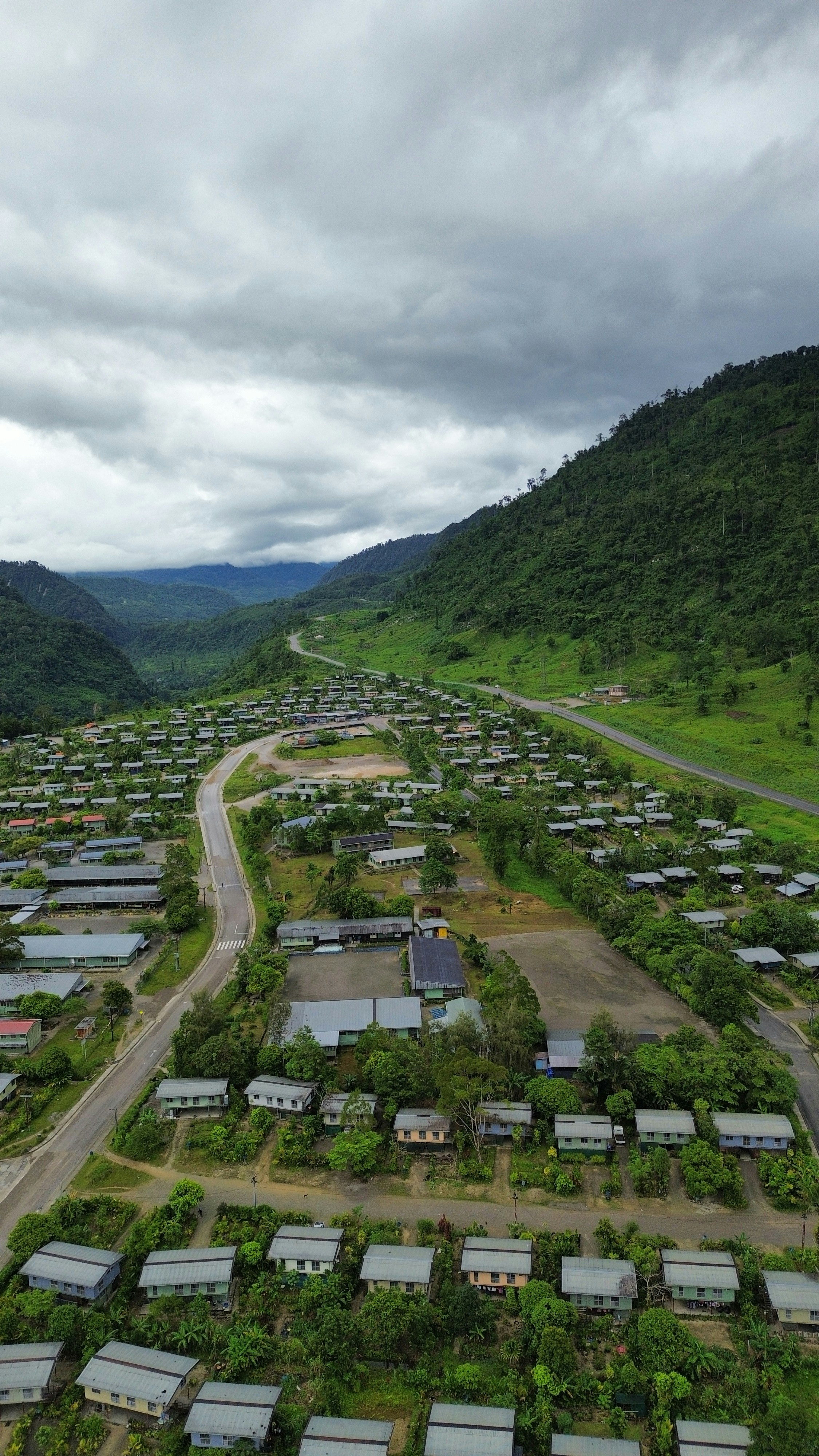 An aerial view of a small town in the mountains photo – Free Tabubil ...