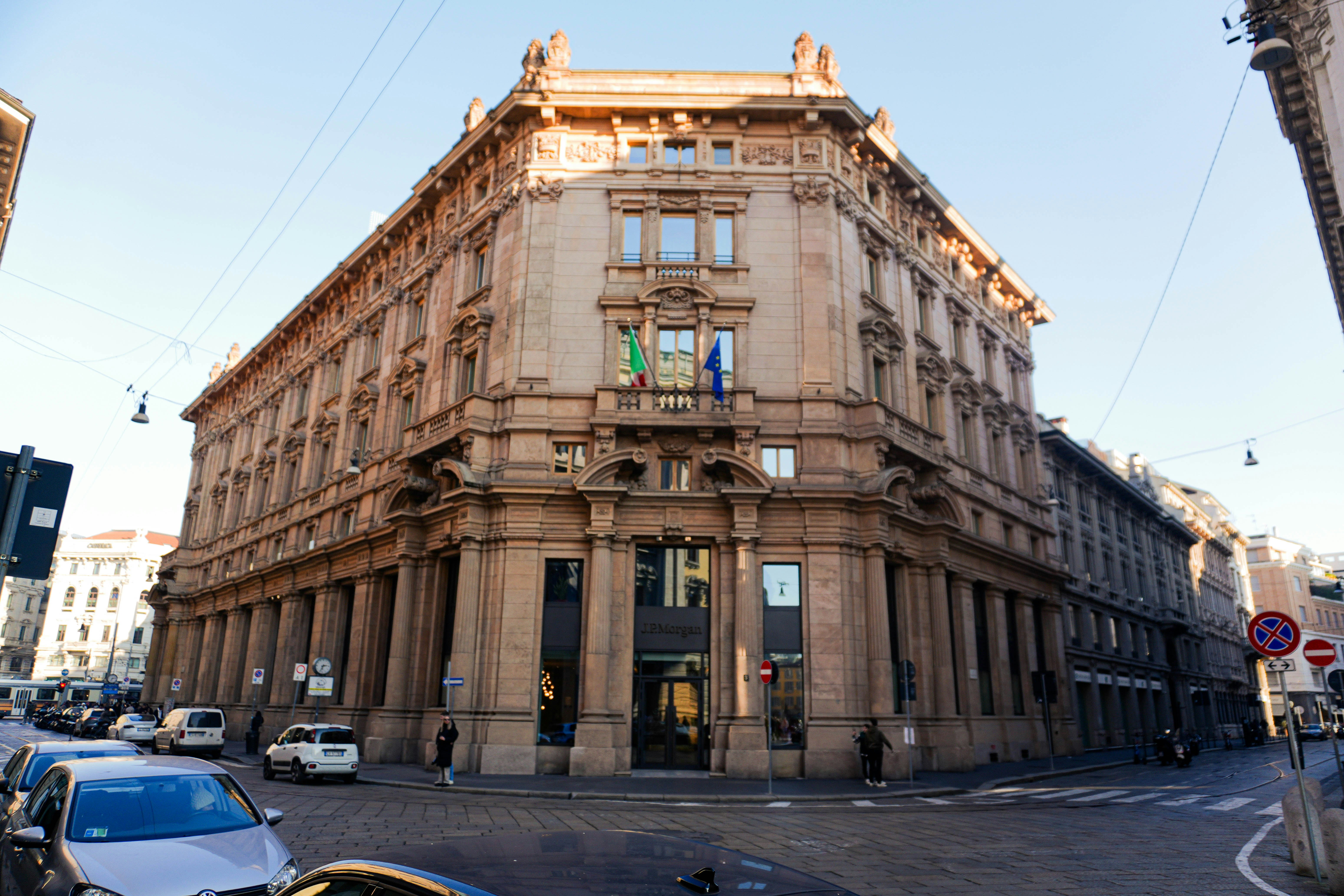 A large building sitting on the corner of a street photo – Free City ...