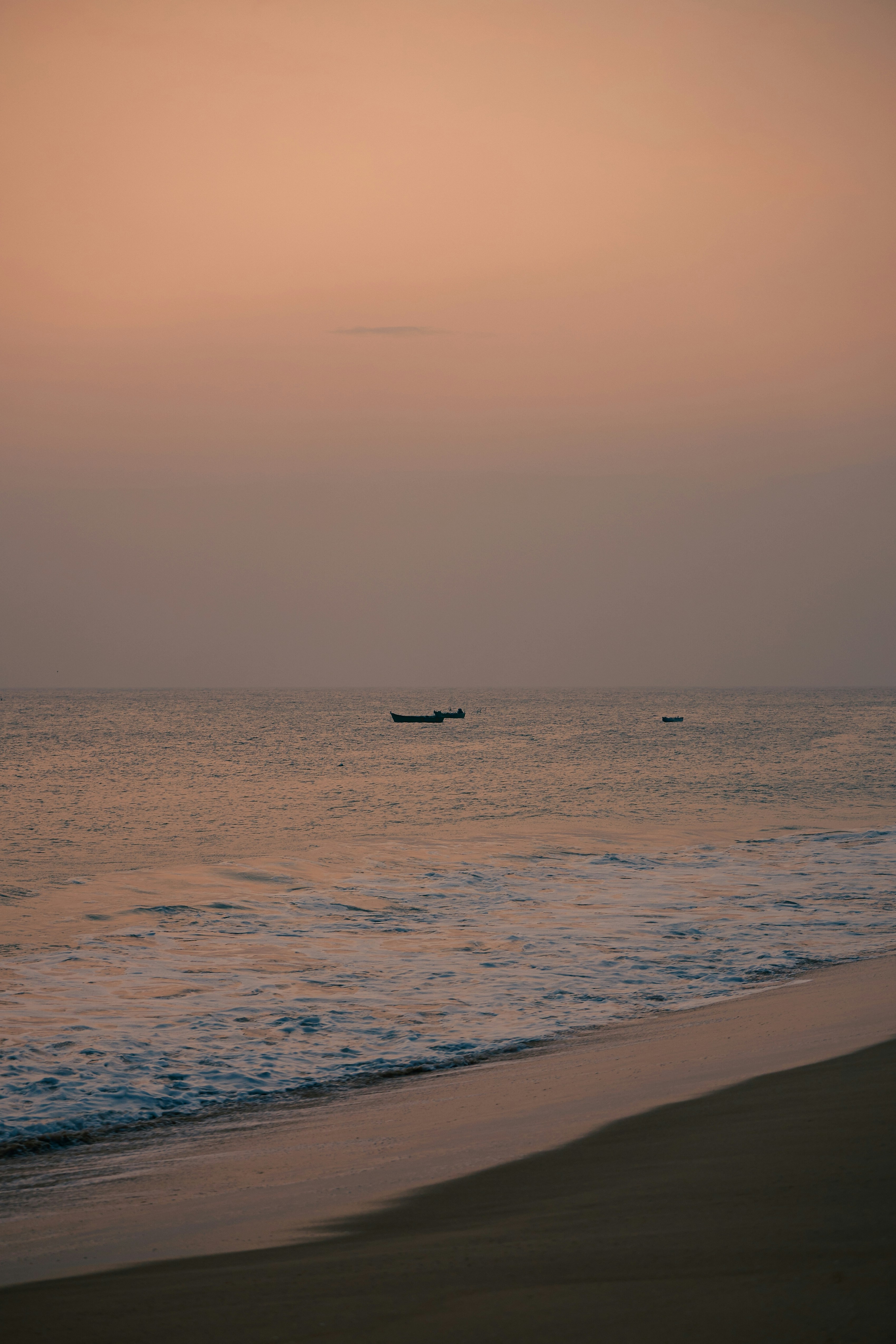 A boat is out in the ocean at sunset photo – Free India Image on Unsplash