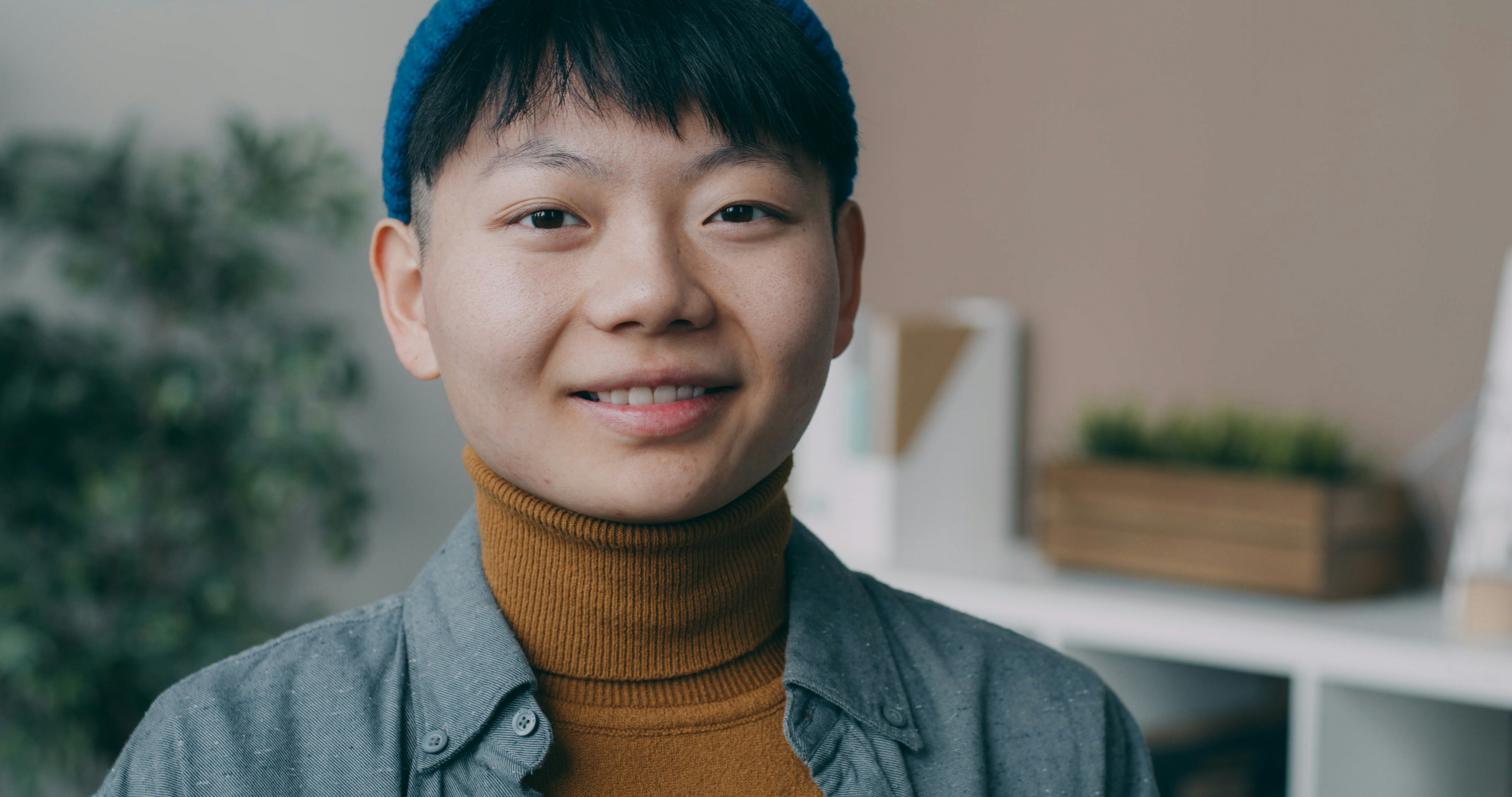A man in a gray shirt and a blue hat photo – Free Face Image on Unsplash